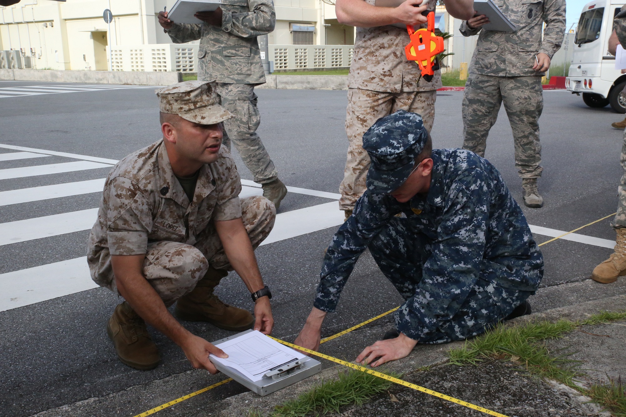 Service members receive roadside investigative training