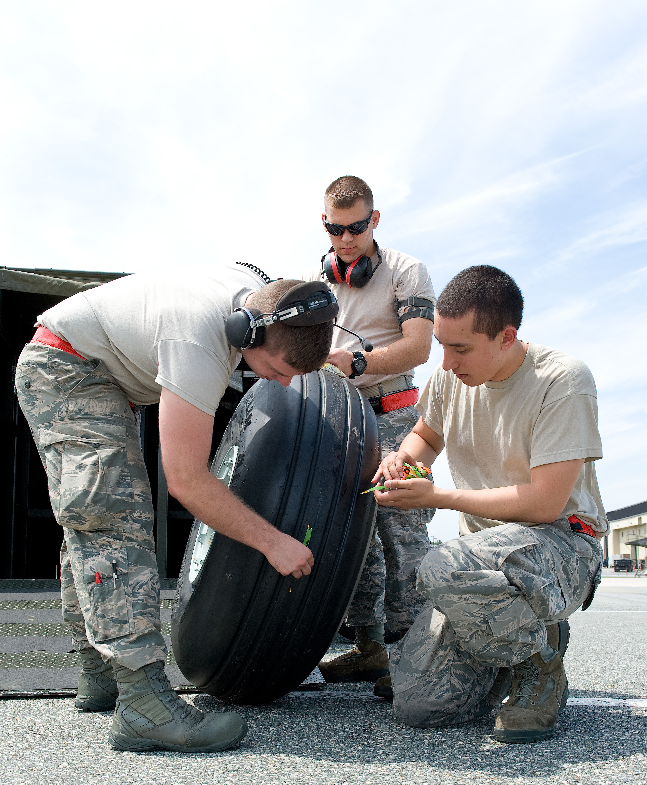 Snapshot: C-17 roadside assistance 736th AMXS style > Air Mobility ...