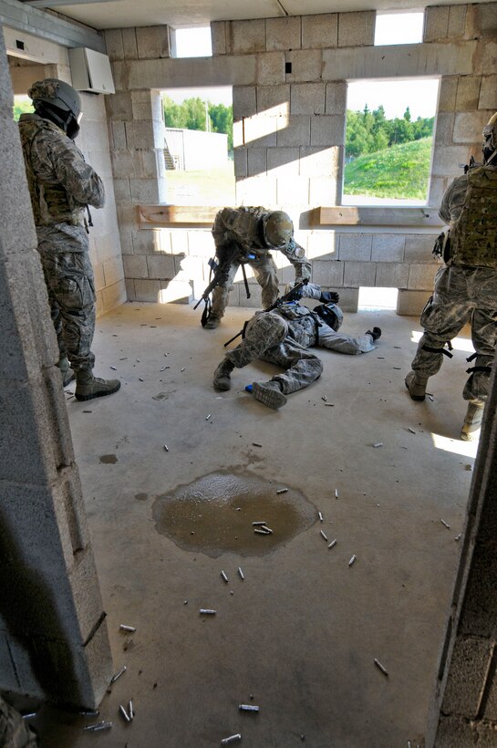 A U.S. Air Force joint terminal attack controller secures 5.56mm M1042 ...