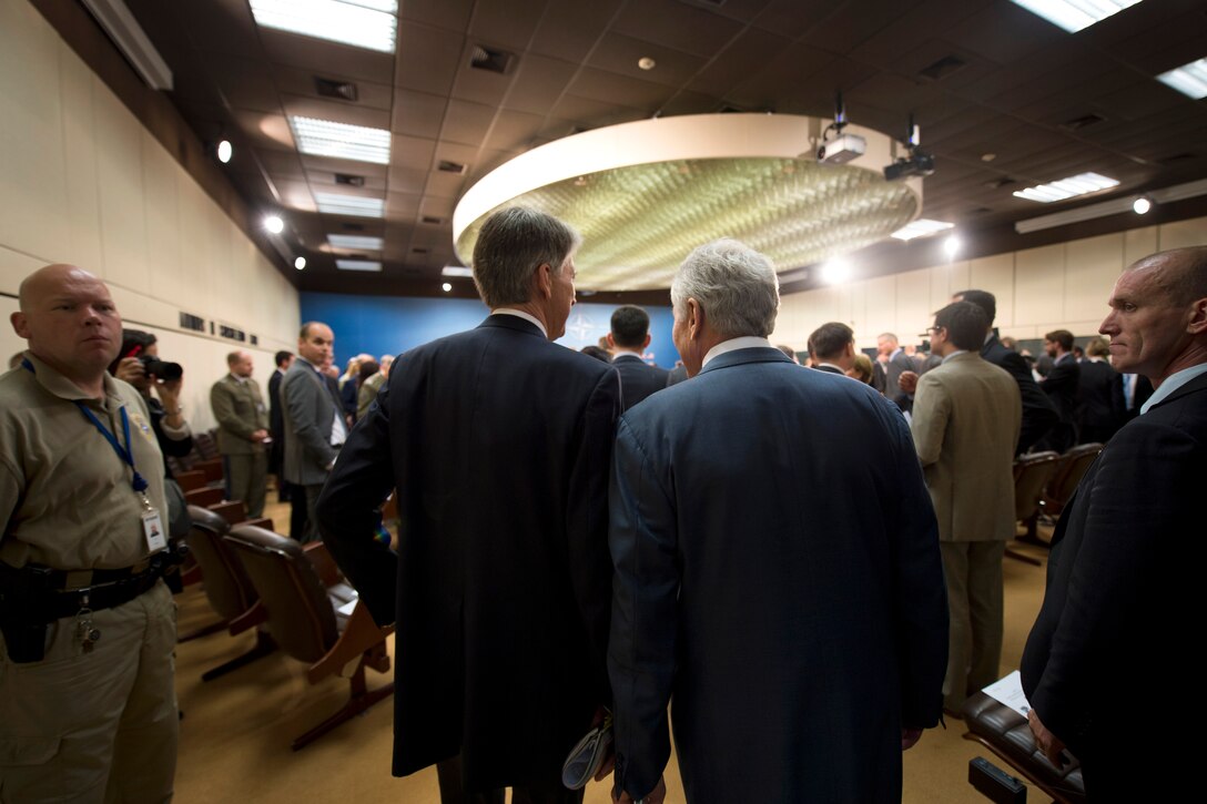 U.S. Defense Secretary Chuck Hagel, right, and British Defense ...