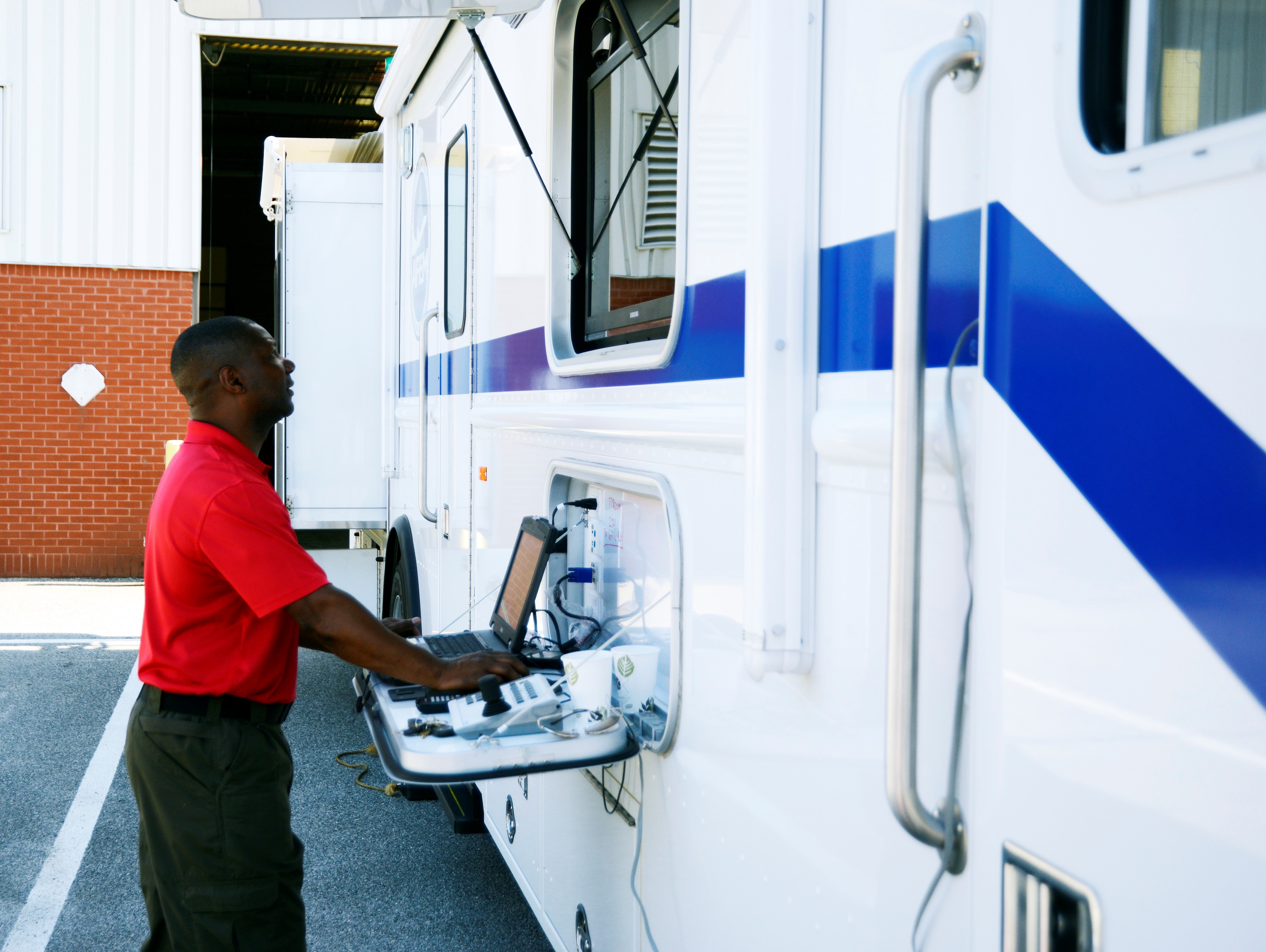 Disaster response vehicle makes EOC mobile > Robins Air Force Base ...