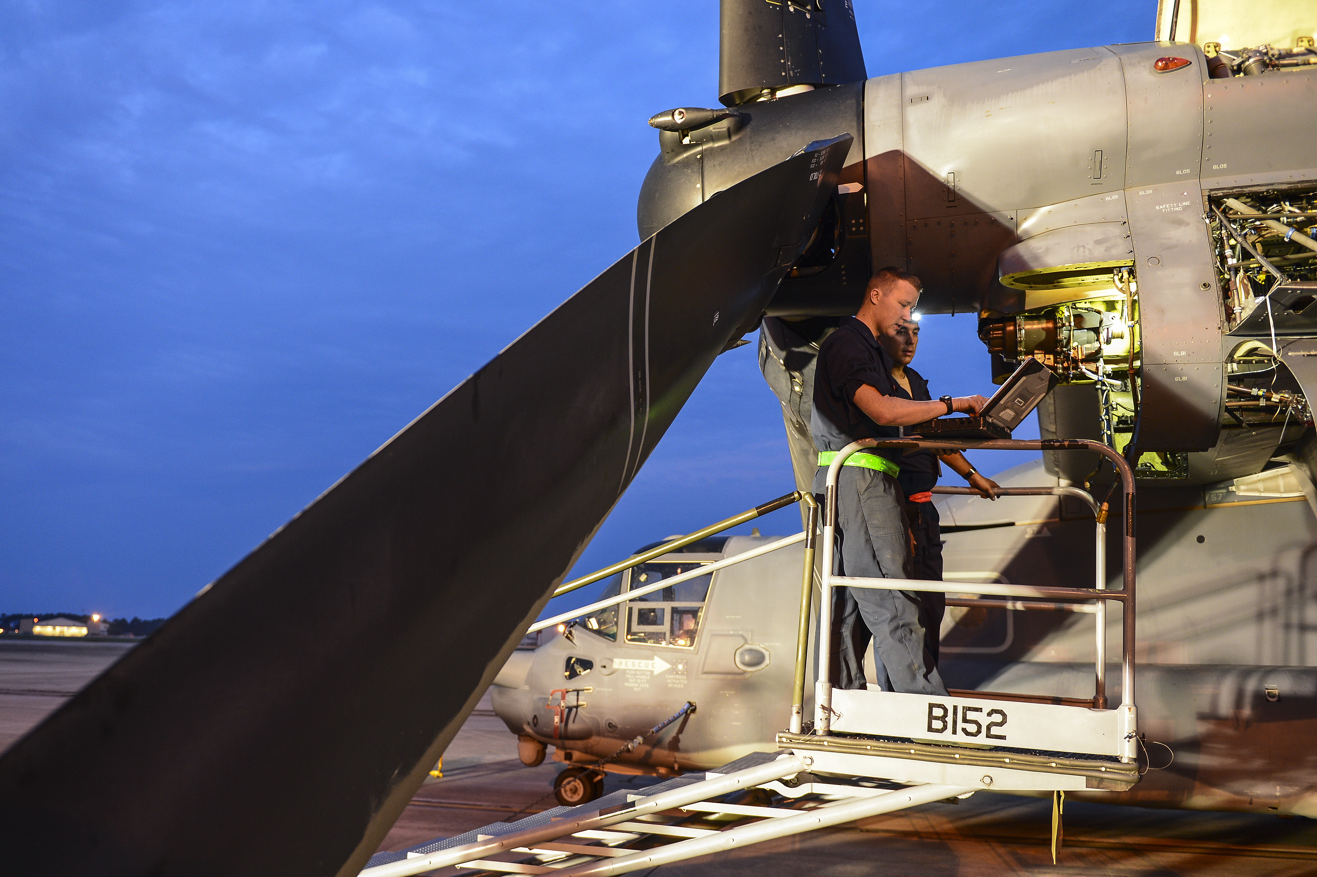 801st SOAMXS tends to wounded Osprey > Air Force Special Operations ...