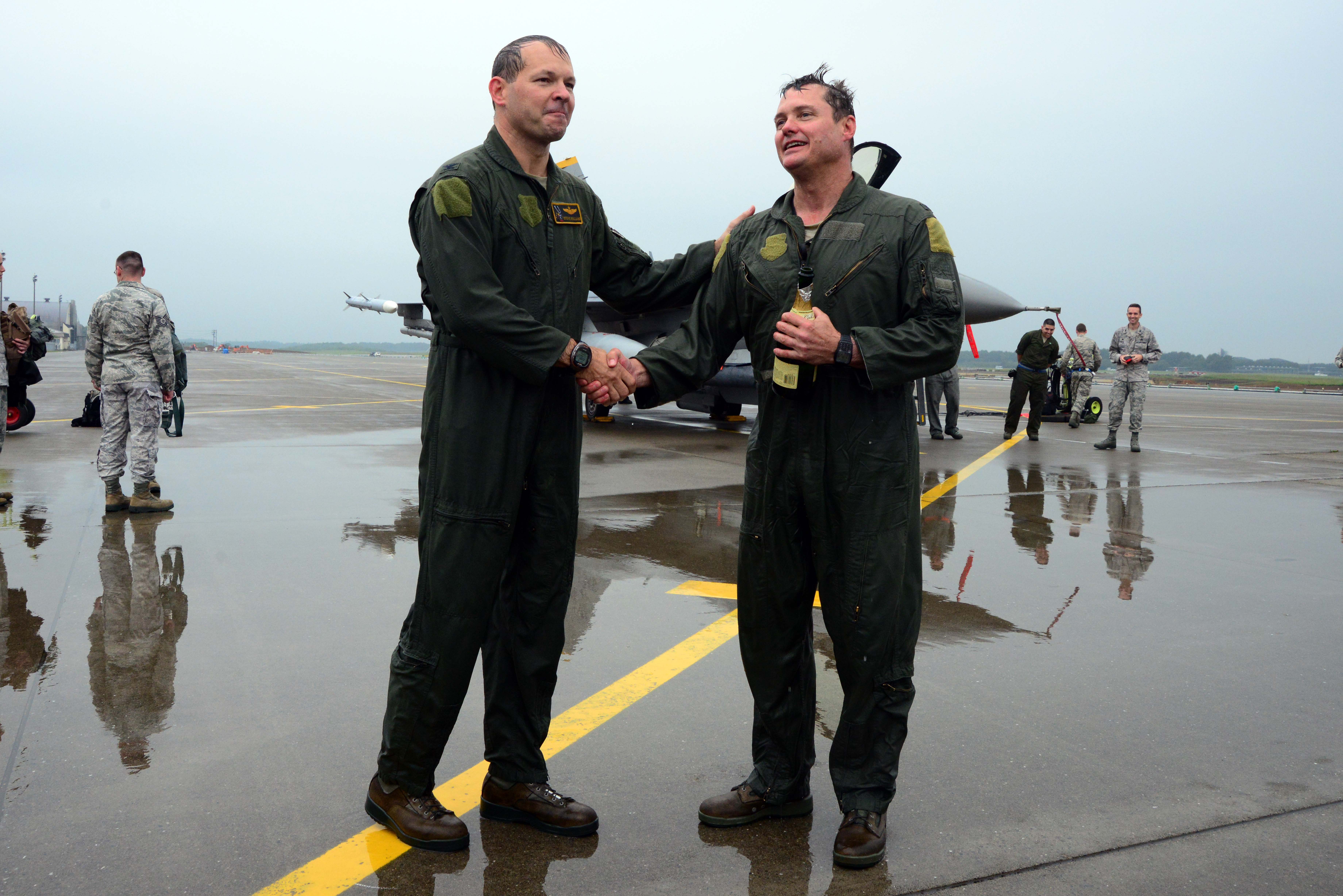 35th Fighter Wing commanders fly final flight > Misawa Air Base ...