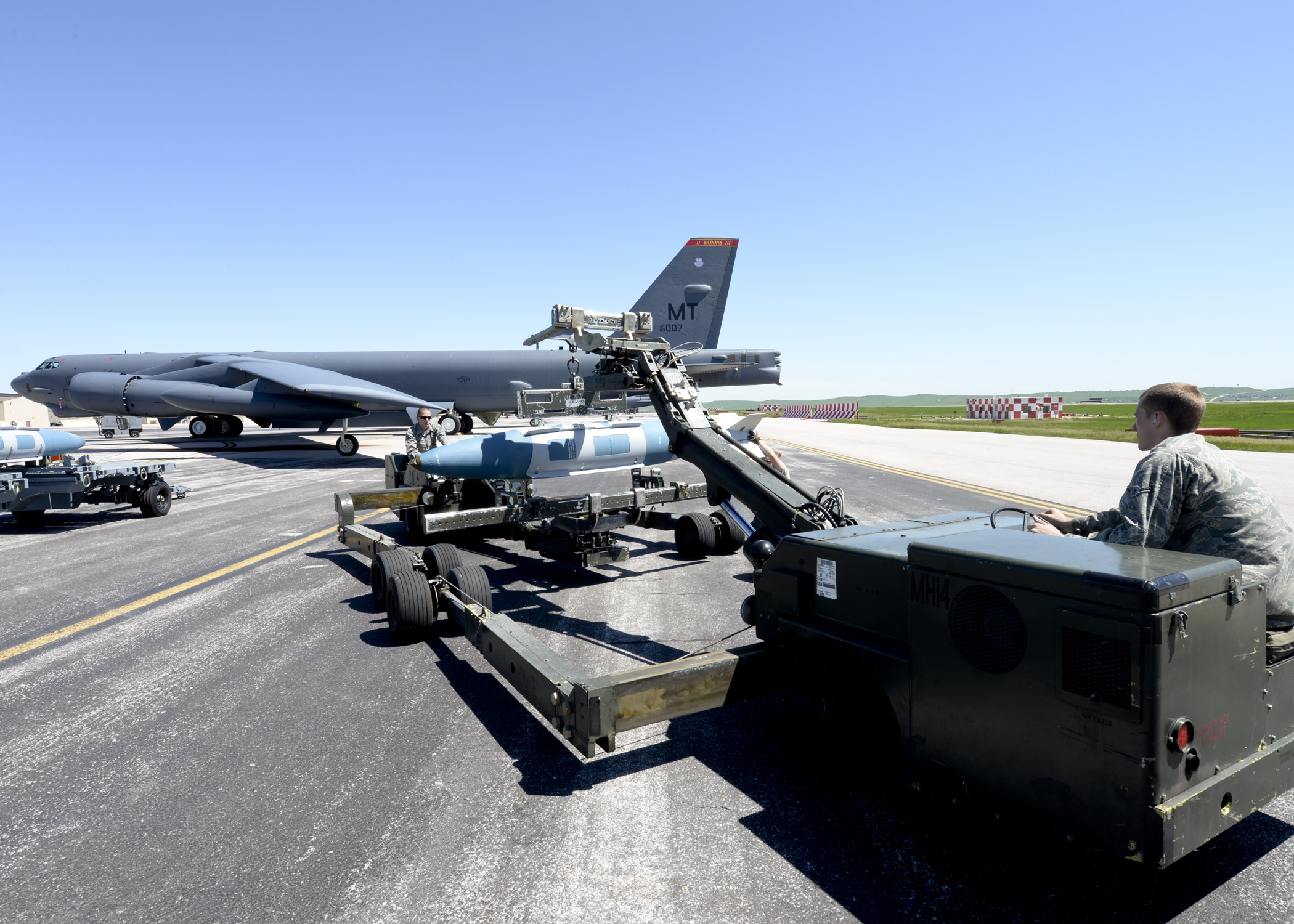 5th AMXS weapons loaders get B-52s loaded and ready > Ellsworth Air ...