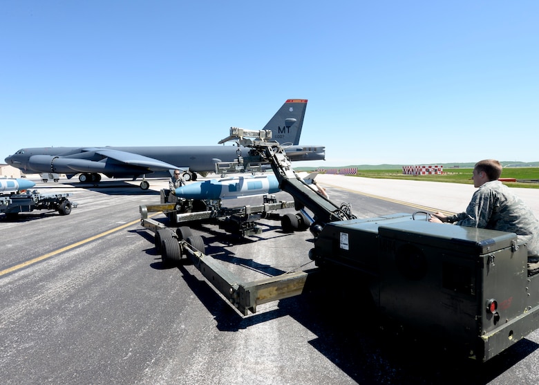5th AMXS weapons loaders get B-52s loaded and ready > Ellsworth Air ...