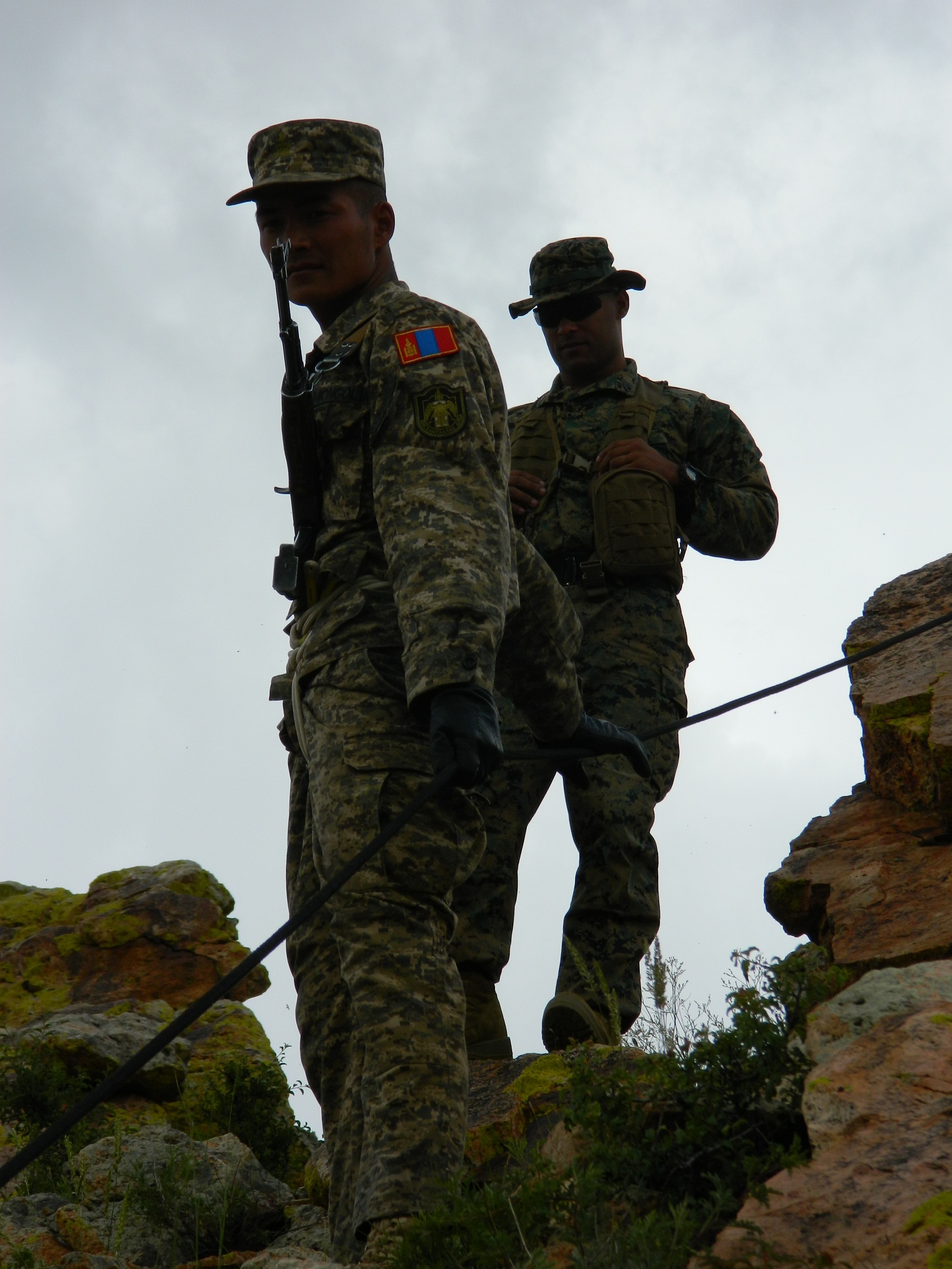 Mongolian Armed Forces members learn hasty rappelling techniques from ...