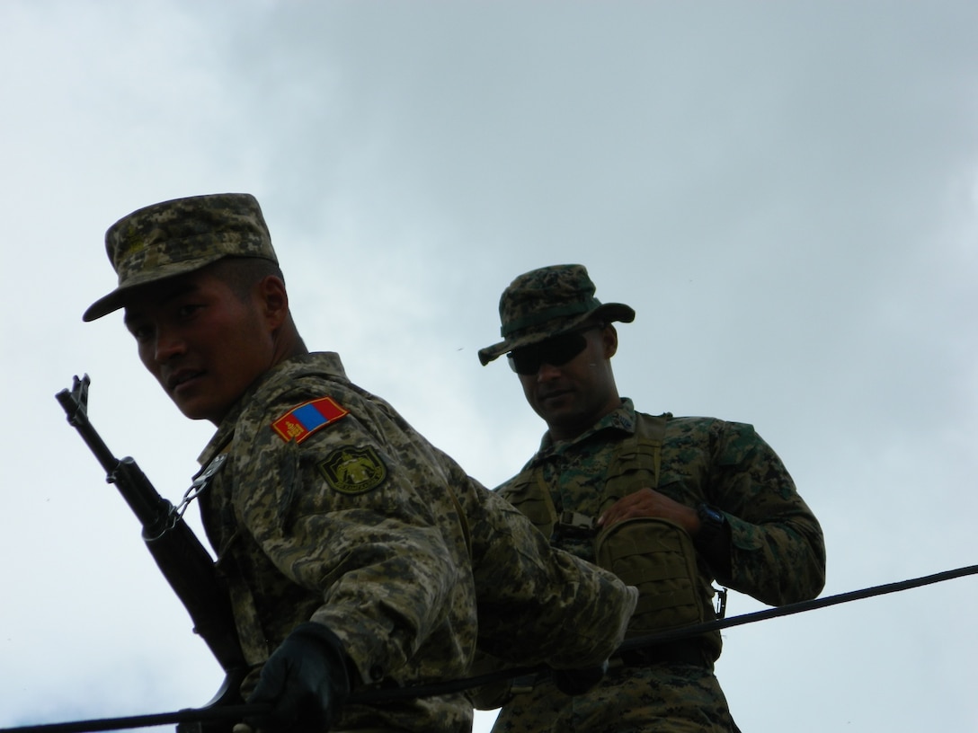 Mongolian Armed Forces members learn hasty rappelling techniques from ...