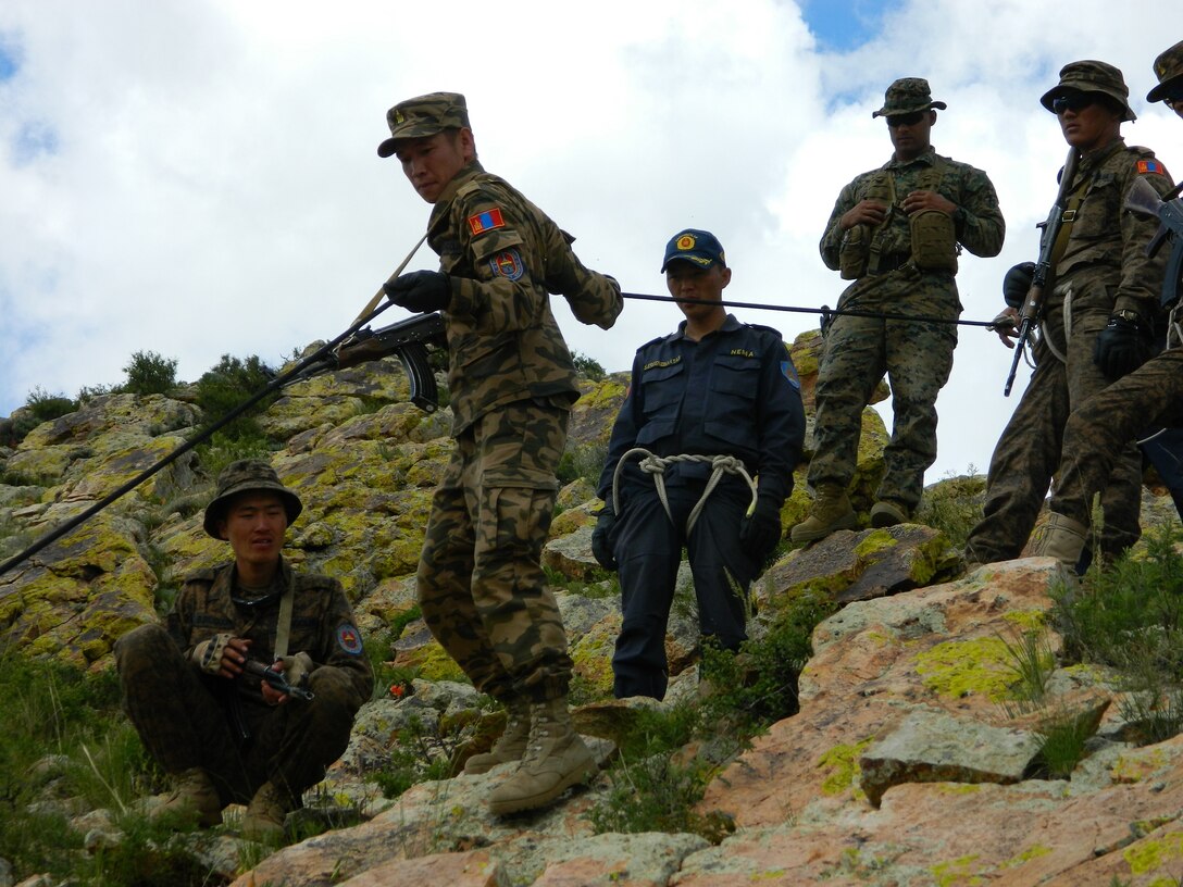 Mongolian Armed Forces members learn hasty rappelling techniques from ...