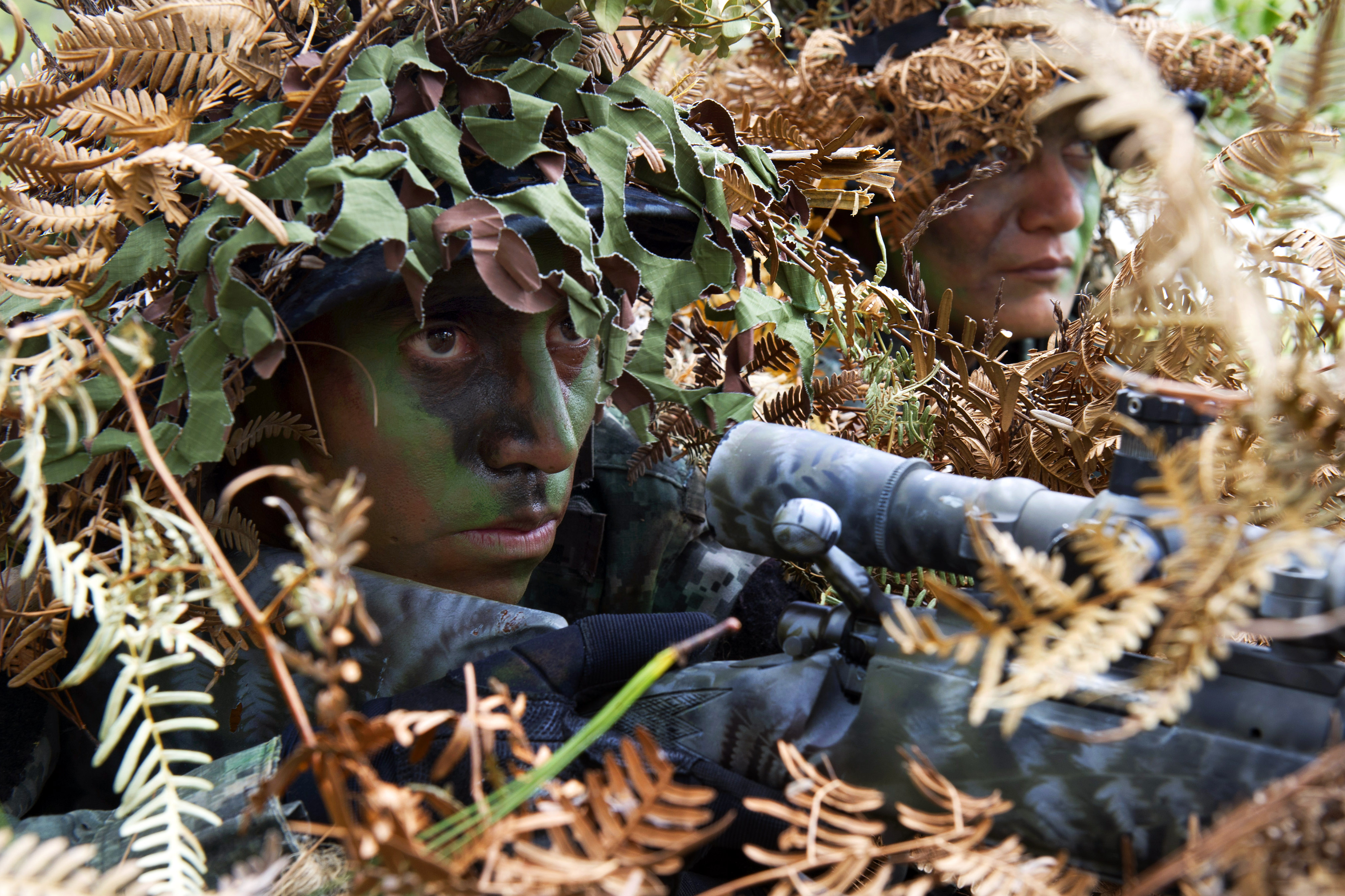 Honduran commandos demonstrate their sniper and camouflage skills for ...