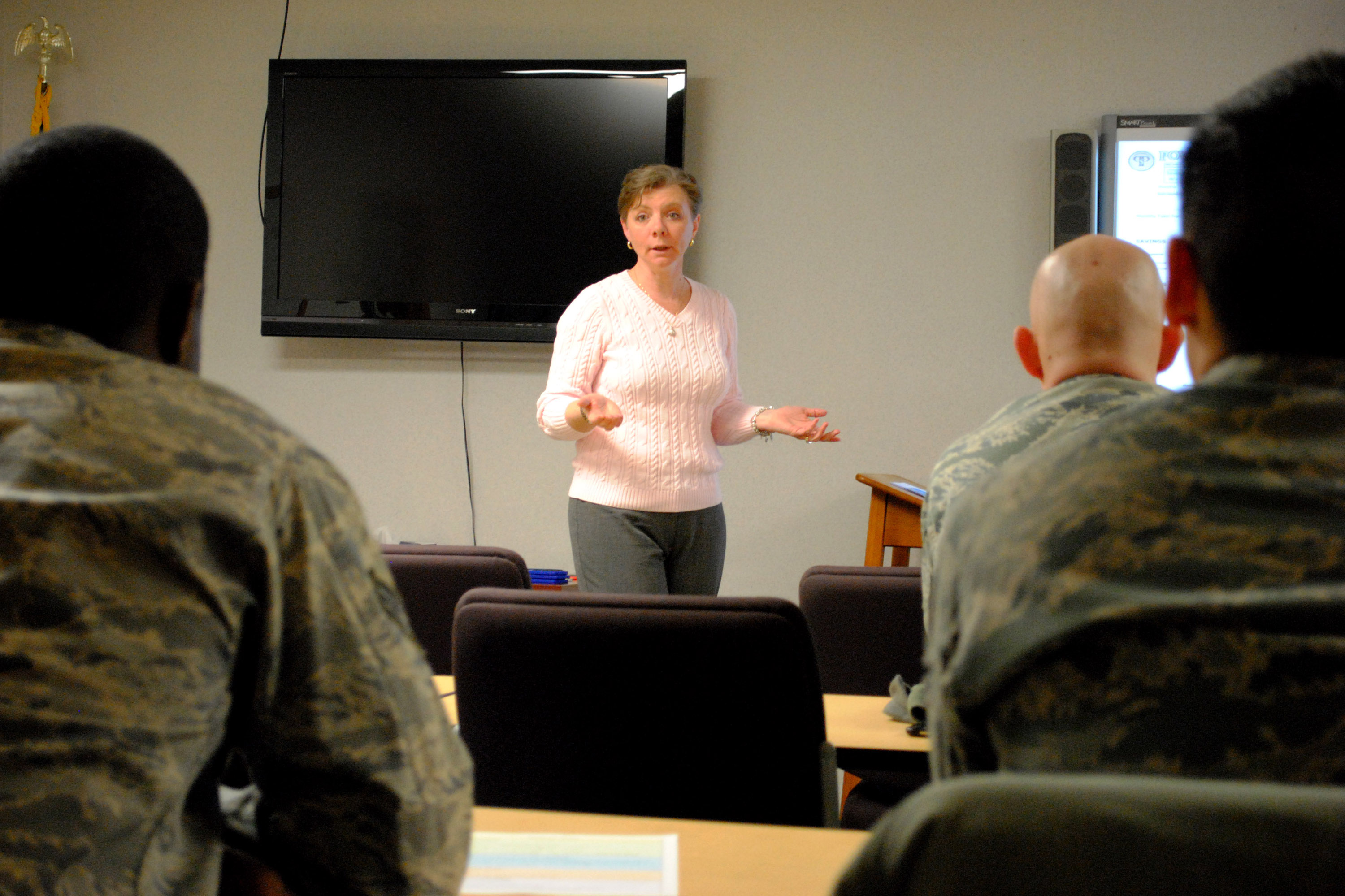 Air Force spouses teach during Military Saves Week 2014 > Air Mobility ...