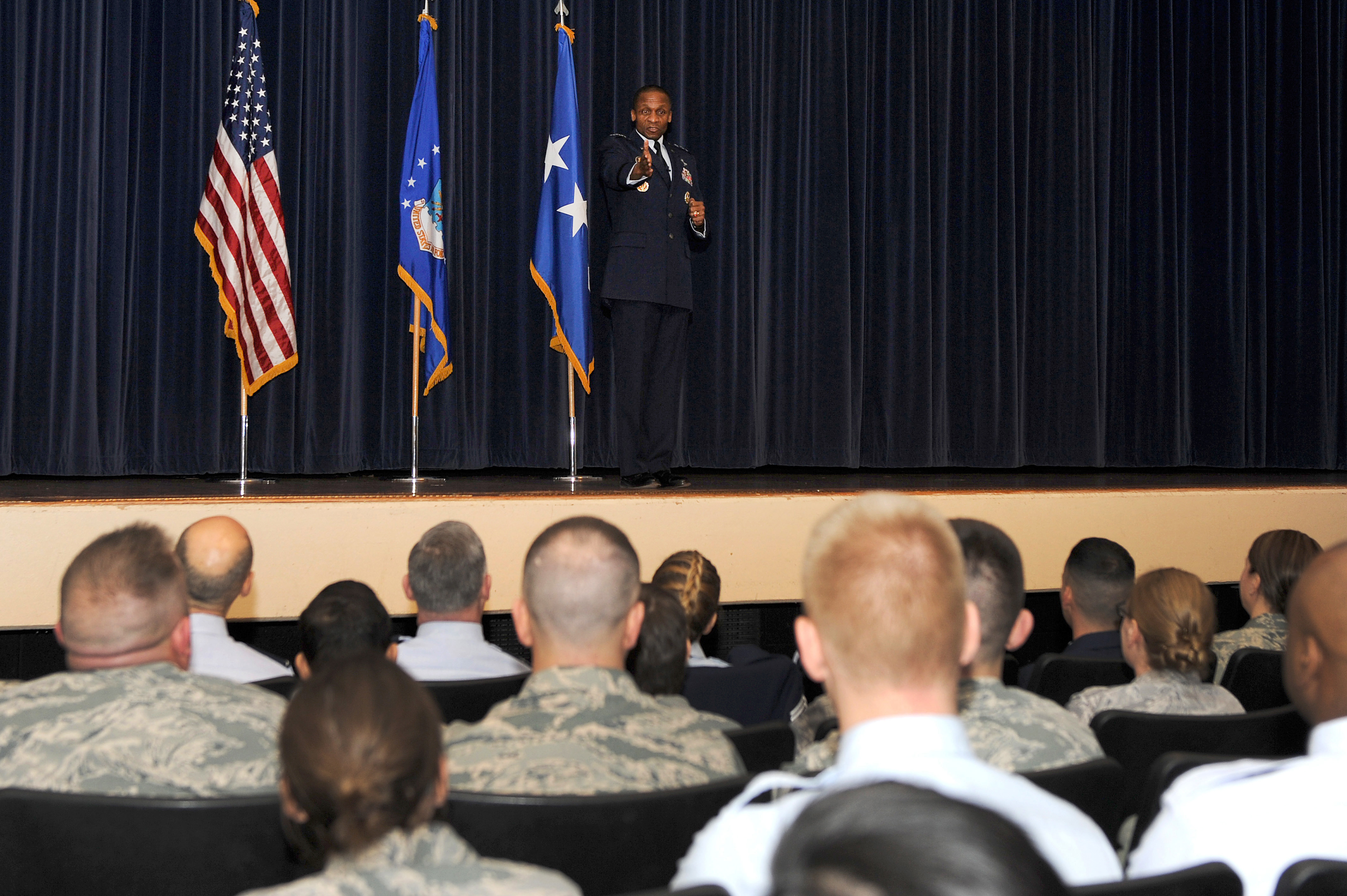 Lt. Gen. Darren W. McDew visits Scott AFB