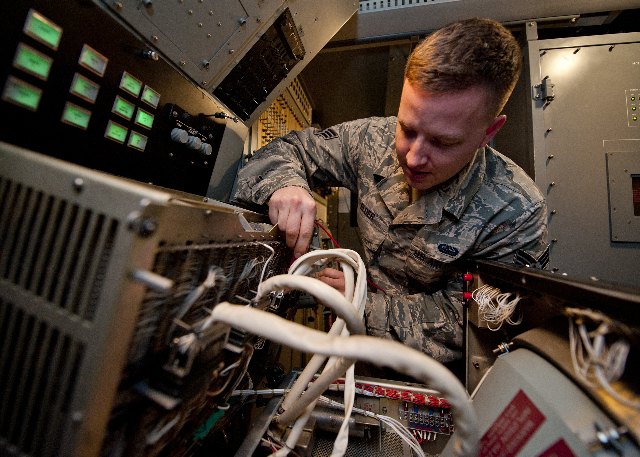 Radar maintenance ensures Kingpin has eyes on the sky > U.S. Air Forces ...