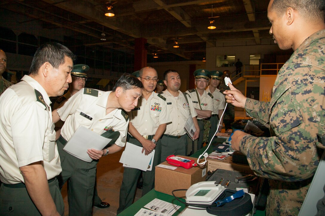 JGSDF members visit 3rd Medical Logistics Company, learn about medical ...