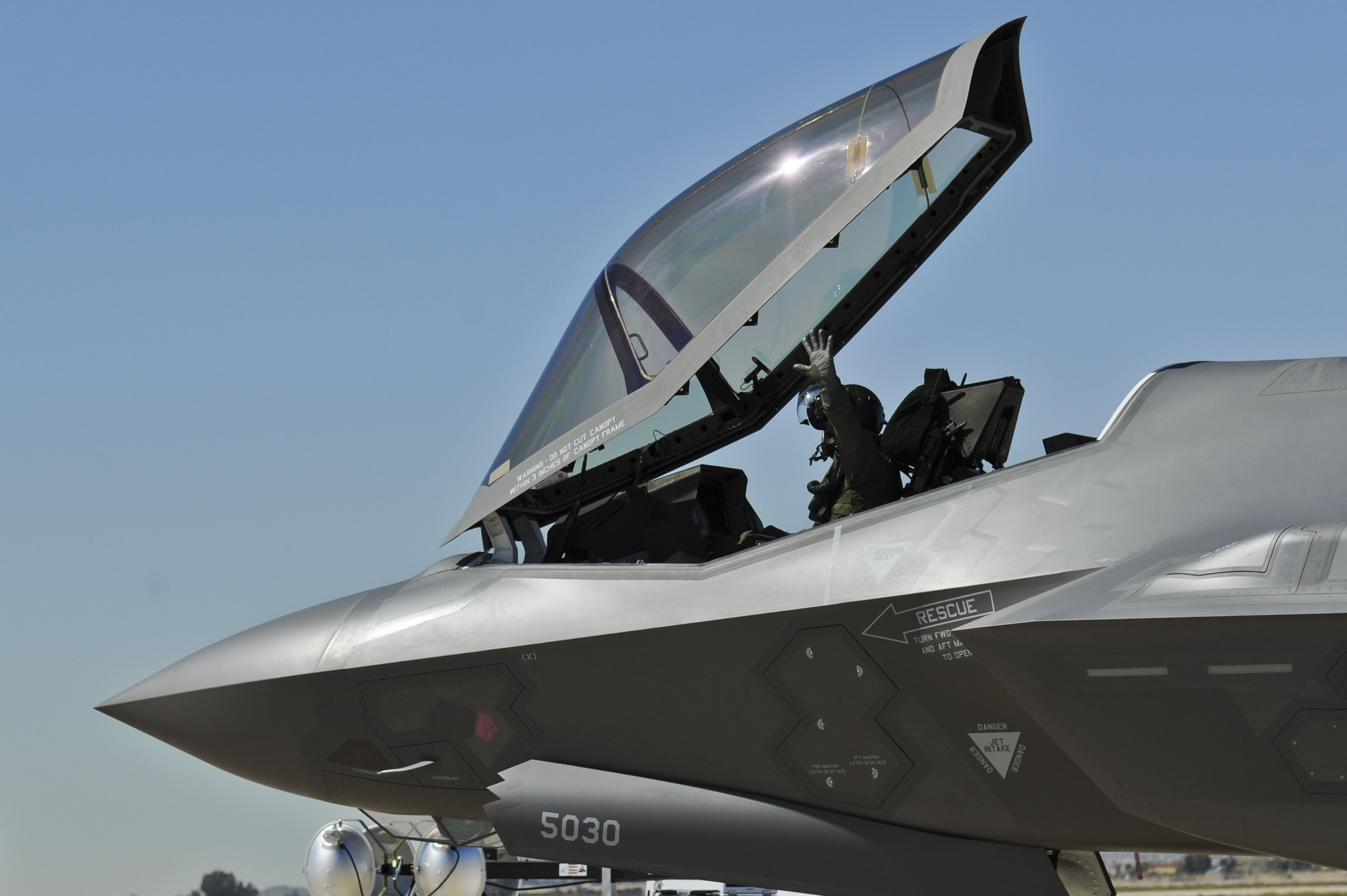First F-35 Lightning II arrives at Luke AFB