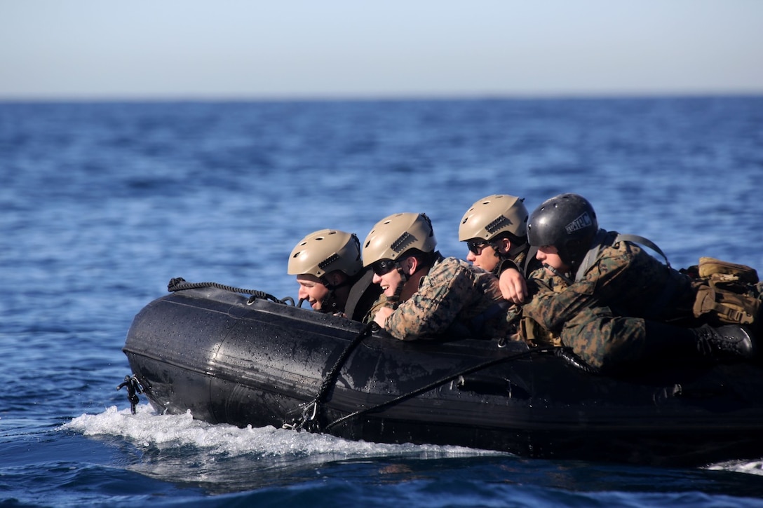 Recon Marines conduct first-time launch off USS Freedom