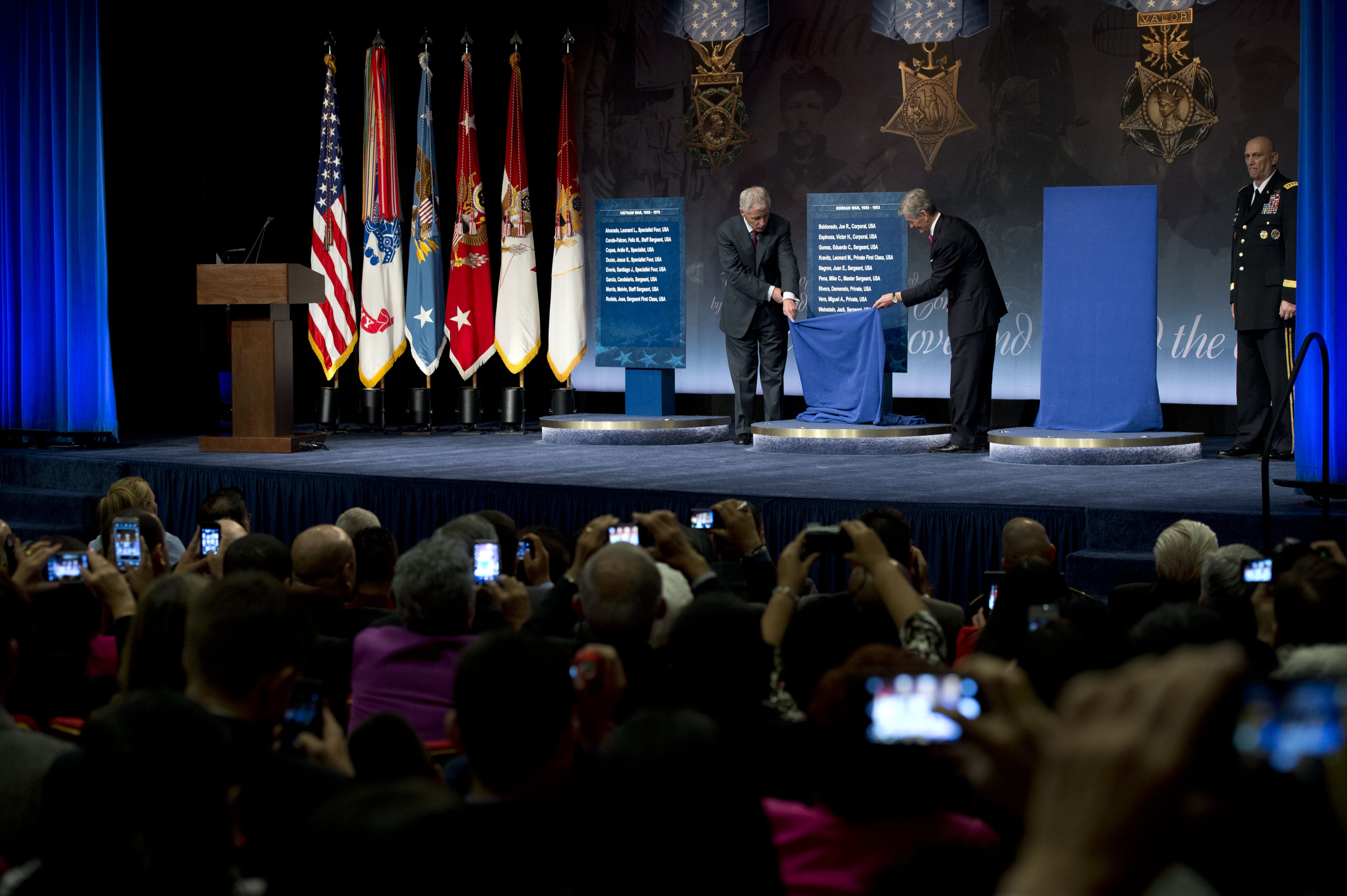 Defense Secretary Chuck Hagel and Army Secretary John M. McHugh unveil ...