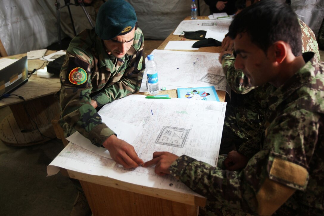 Coalition forces teach map skills class to ANA soldiers in Afghanistan