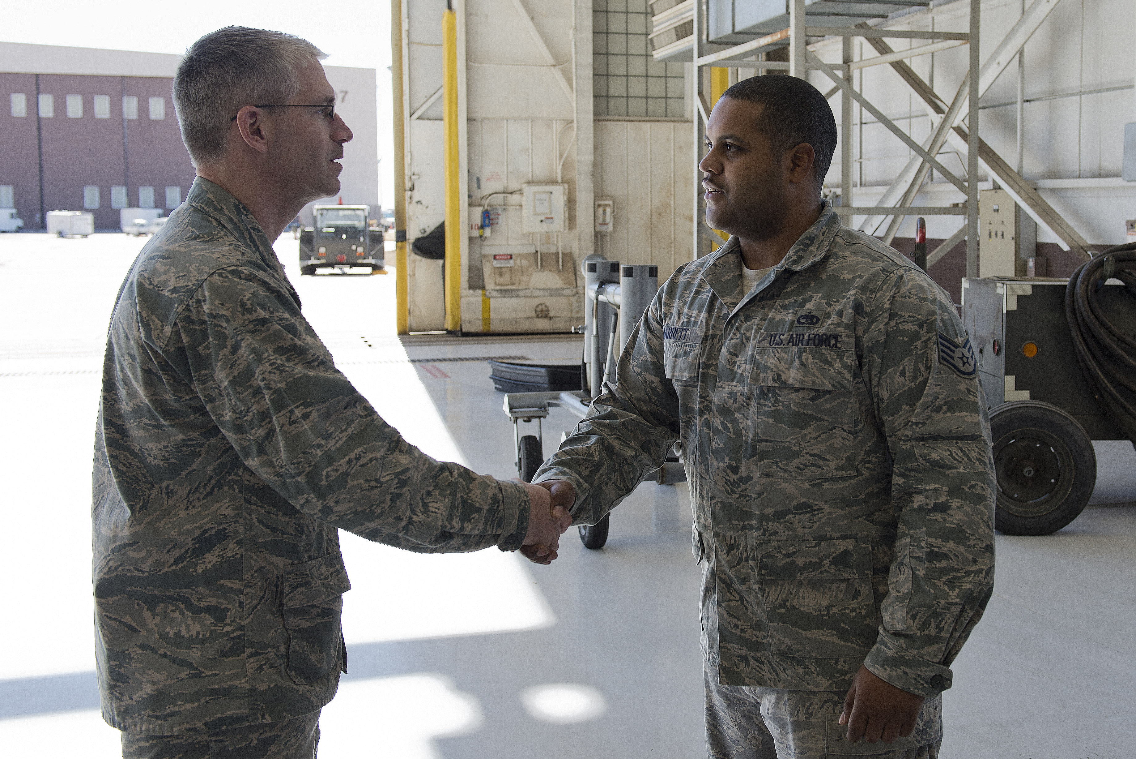 Commander recognizes supervisor's performance > McConnell Air Force ...