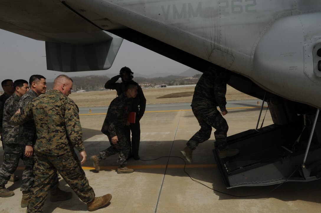 Generals Clardy and Hwang tour Osprey