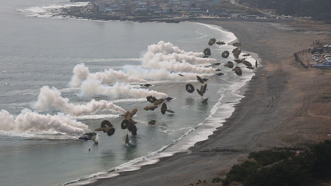 Waves of ROK, U.S. Marines roll onto beach