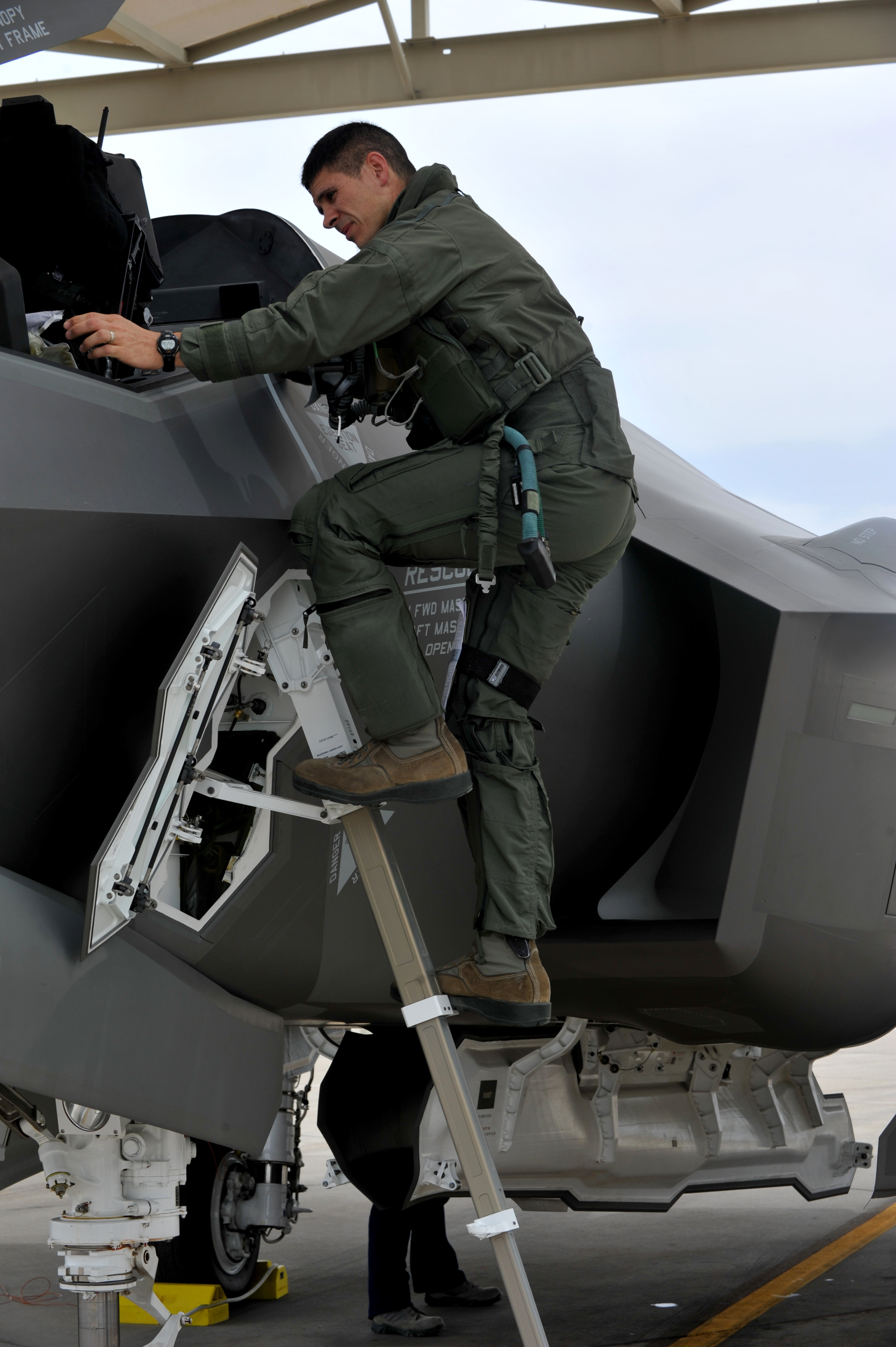 Lightning II's over the Desert: Luke's F-35 flys its first training ...