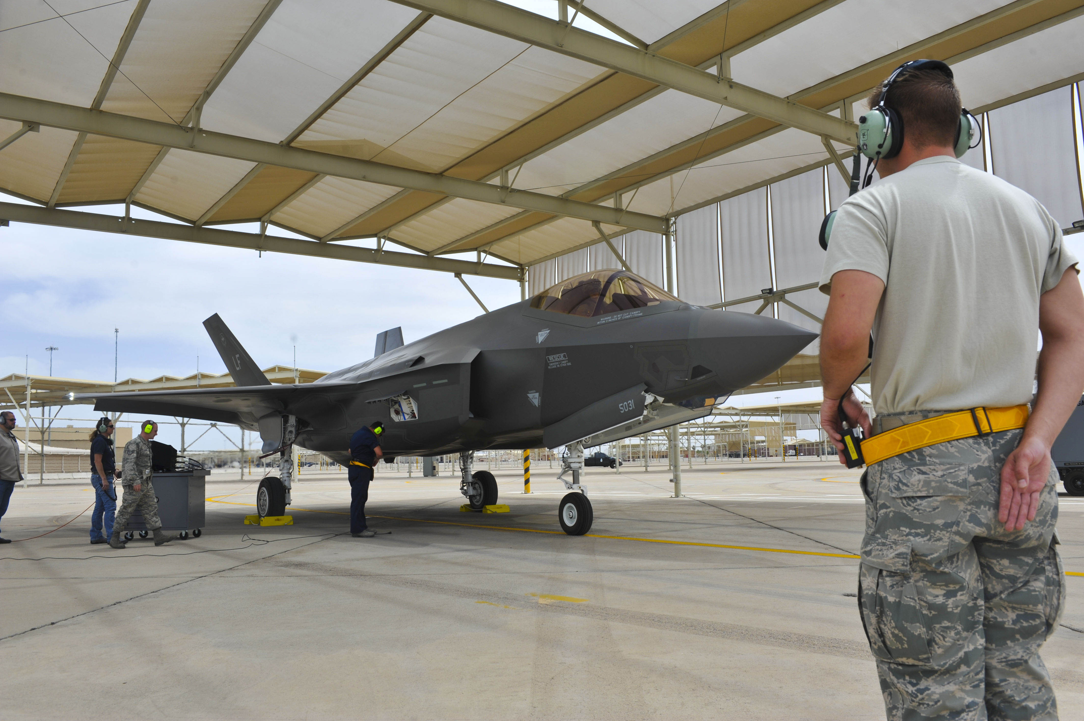 Lightning II's over the Desert: Luke's F-35 flys its first training ...