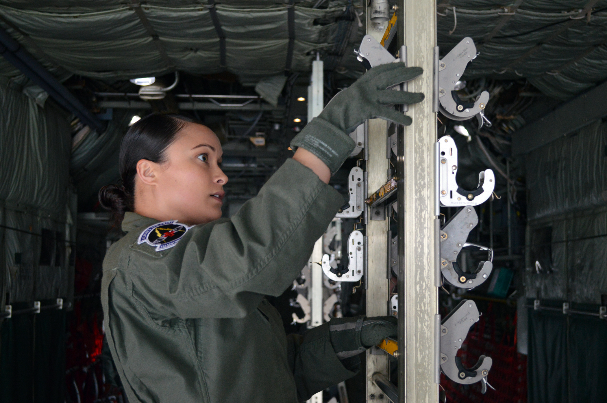 Airman sings with country star during salute to troops > Air Force ...