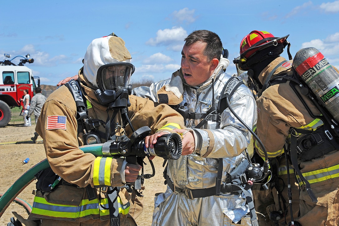 Air ForceTech. Sgt. Jonathan Quintanilla, center, teaches Army Pvt ...