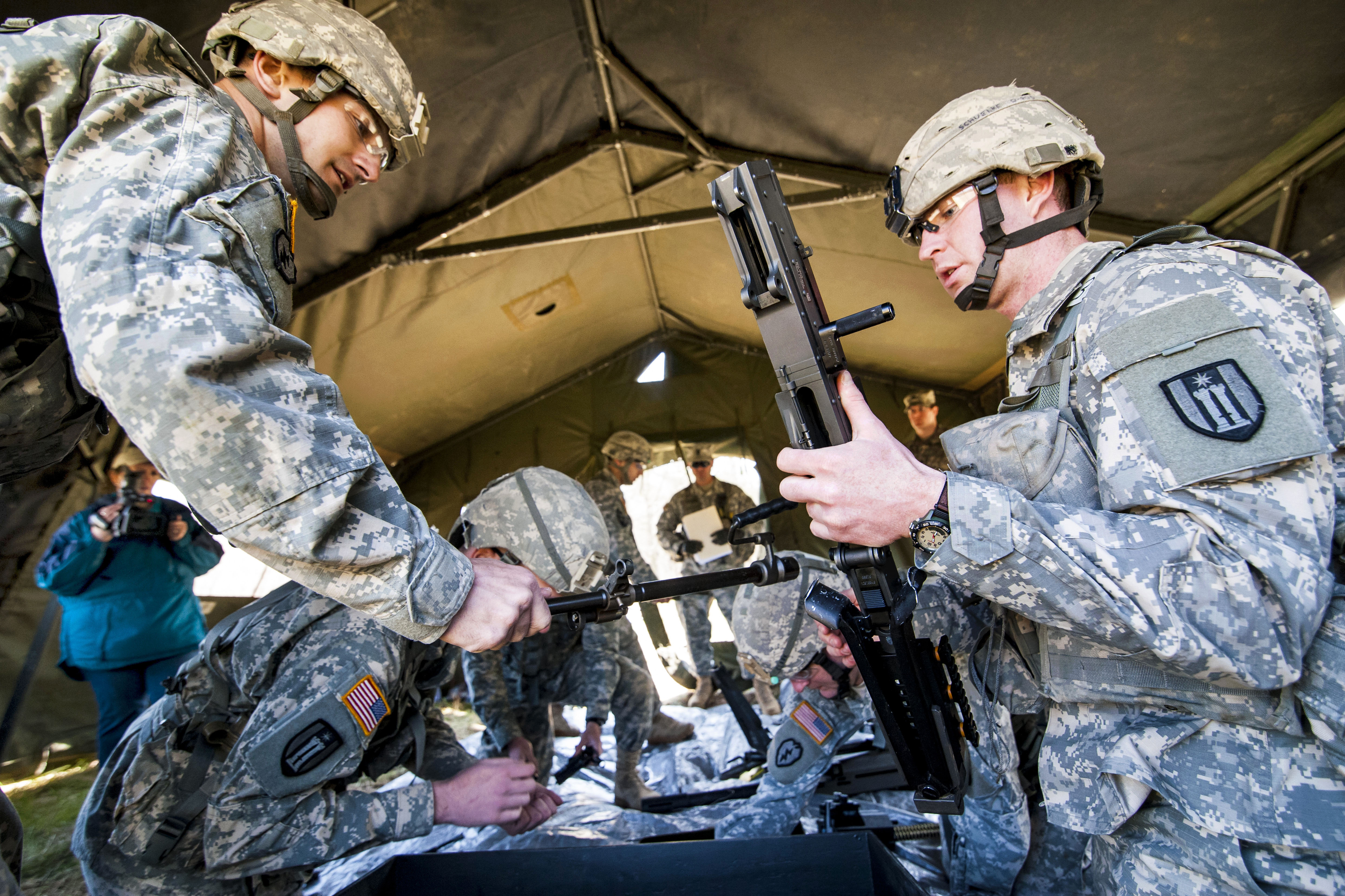 Soldiers assemble six different weapons during the weapon jumble event ...