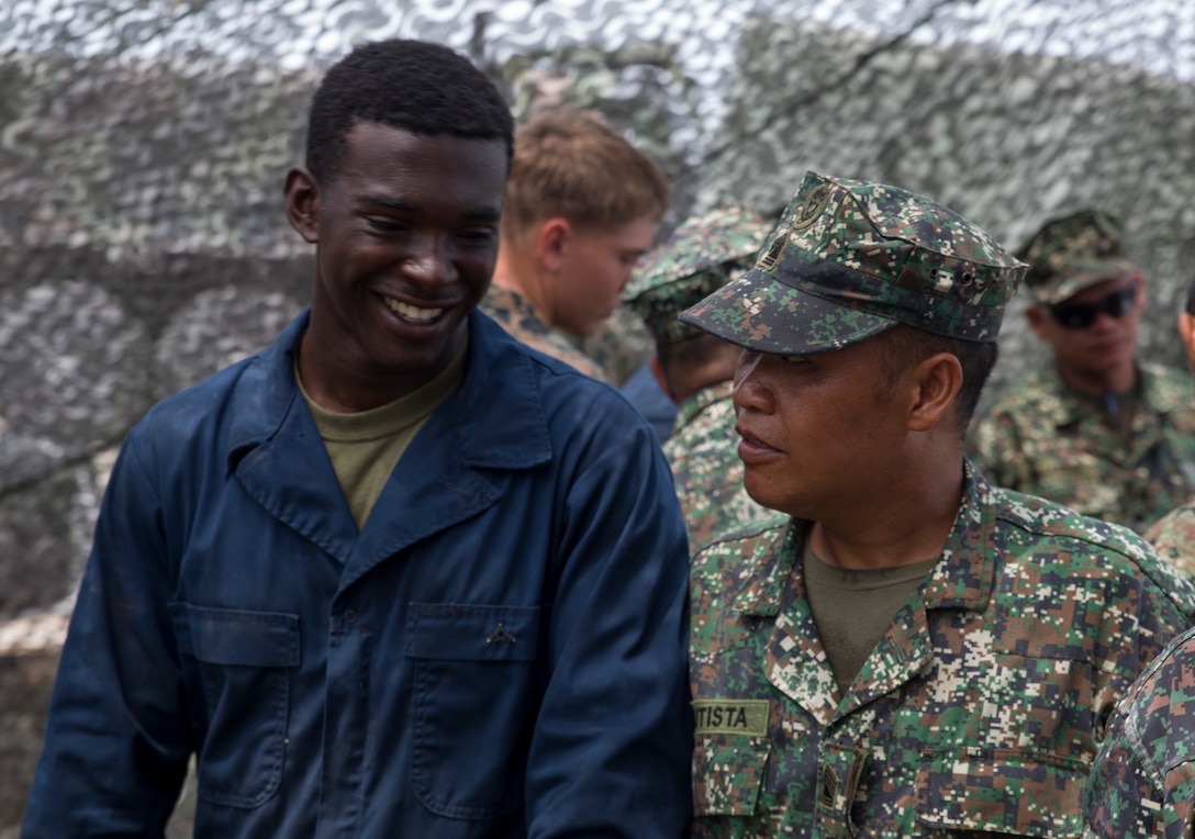 Engineers forge new partnerships, exchange knowledge during Balikatan 2014