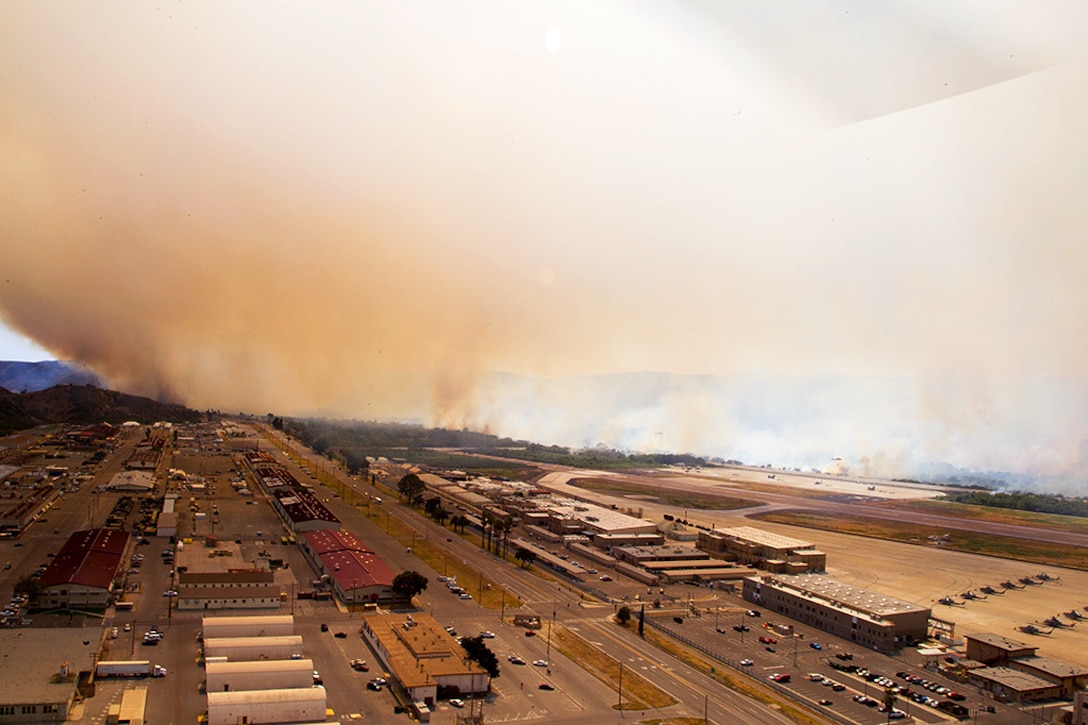 U.S. Marines Corps helicopter crews help fight the Tomahawk wildfires ...