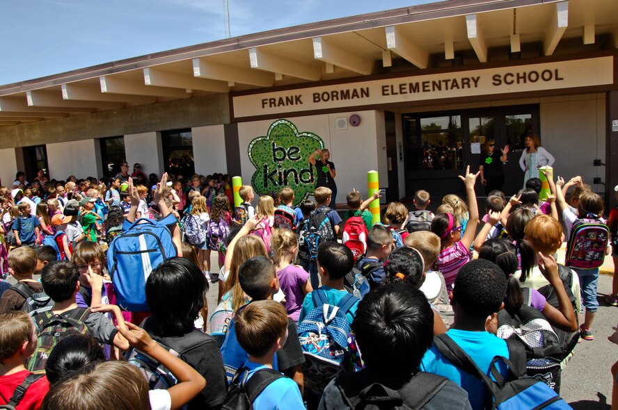 Elementary school "be kind" mural dedication