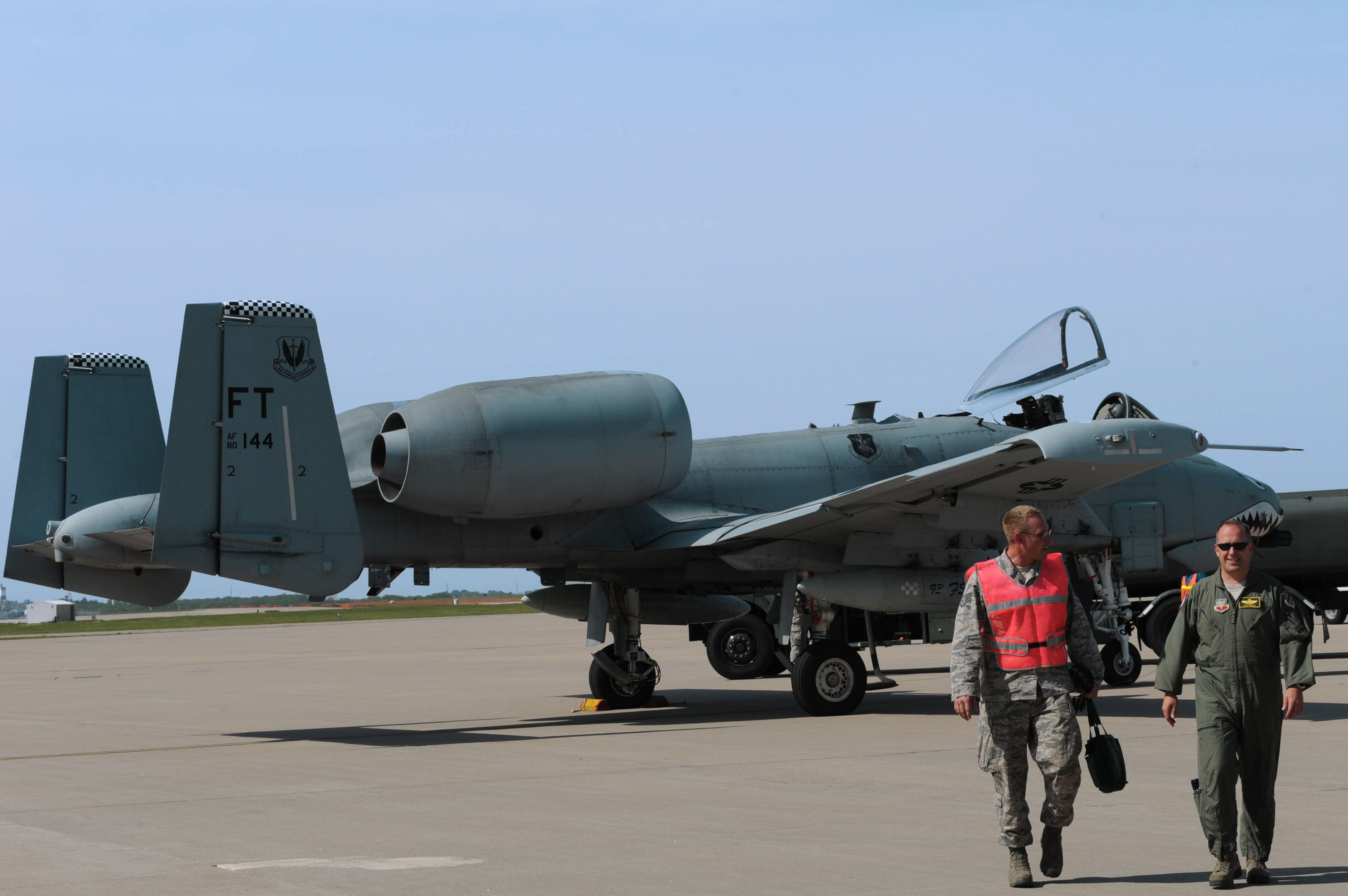 Ex-crew chief reunites with pilot, retiring aircraft > McConnell Air ...