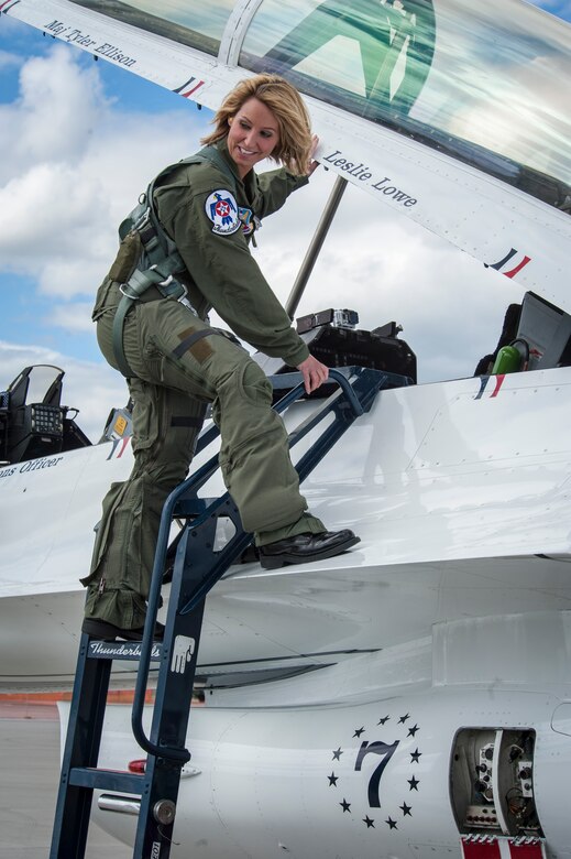 Local media flies with Air Force Thunderbirds > Air Mobility Command ...