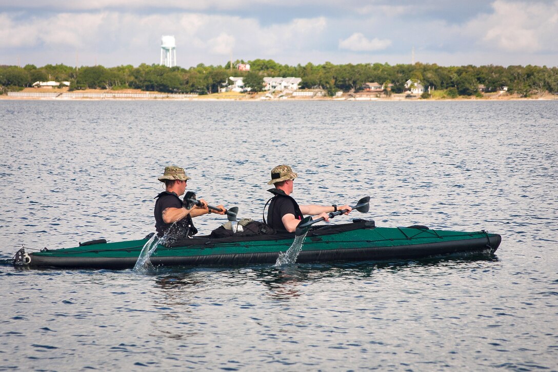 Army Green Berets paddle a kayak in Santa Rosa Sound, off Eglin Air ...