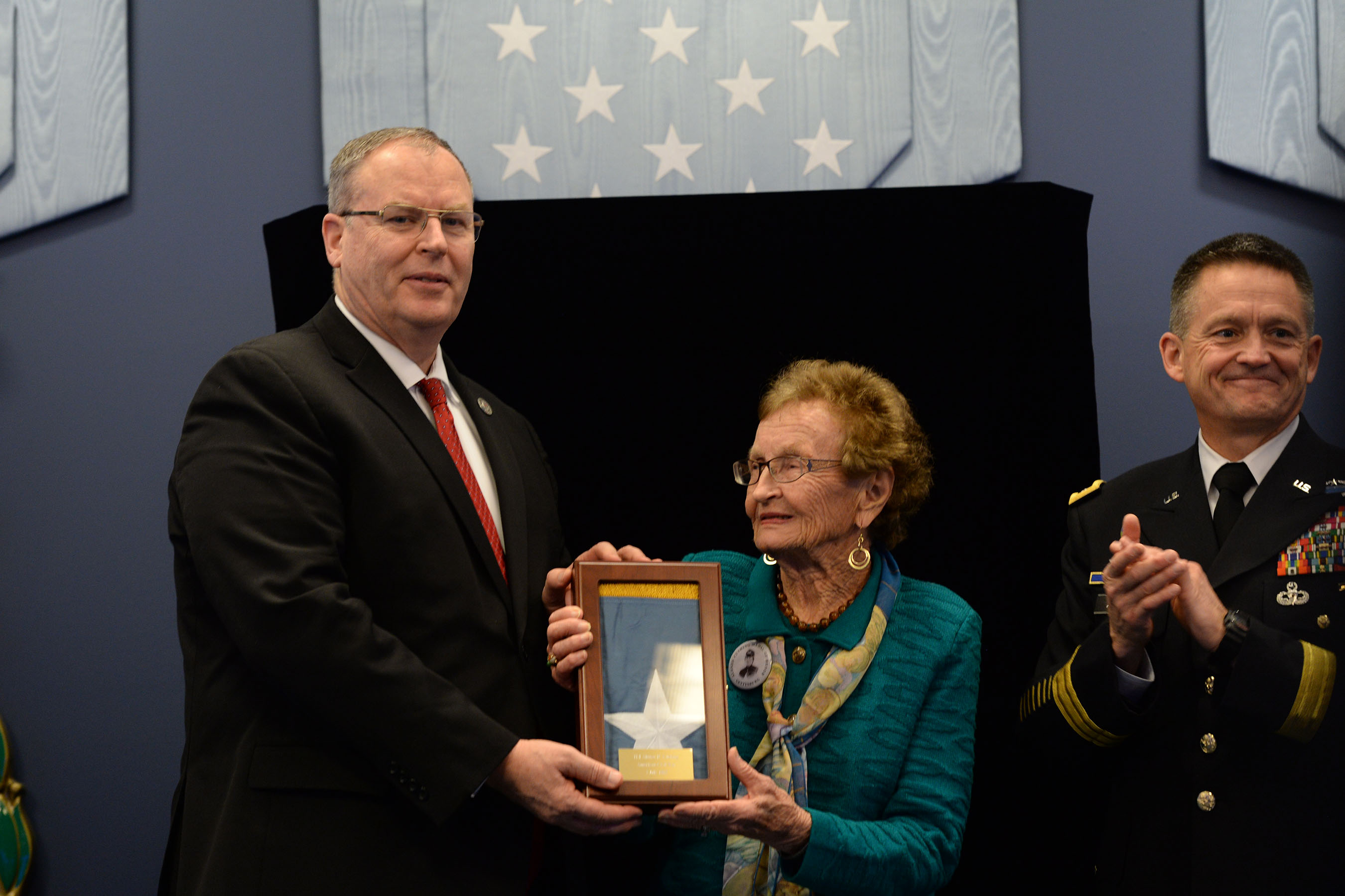 Deputy Defense Secretary Bob Work posthumously inducts Medal of Honor ...