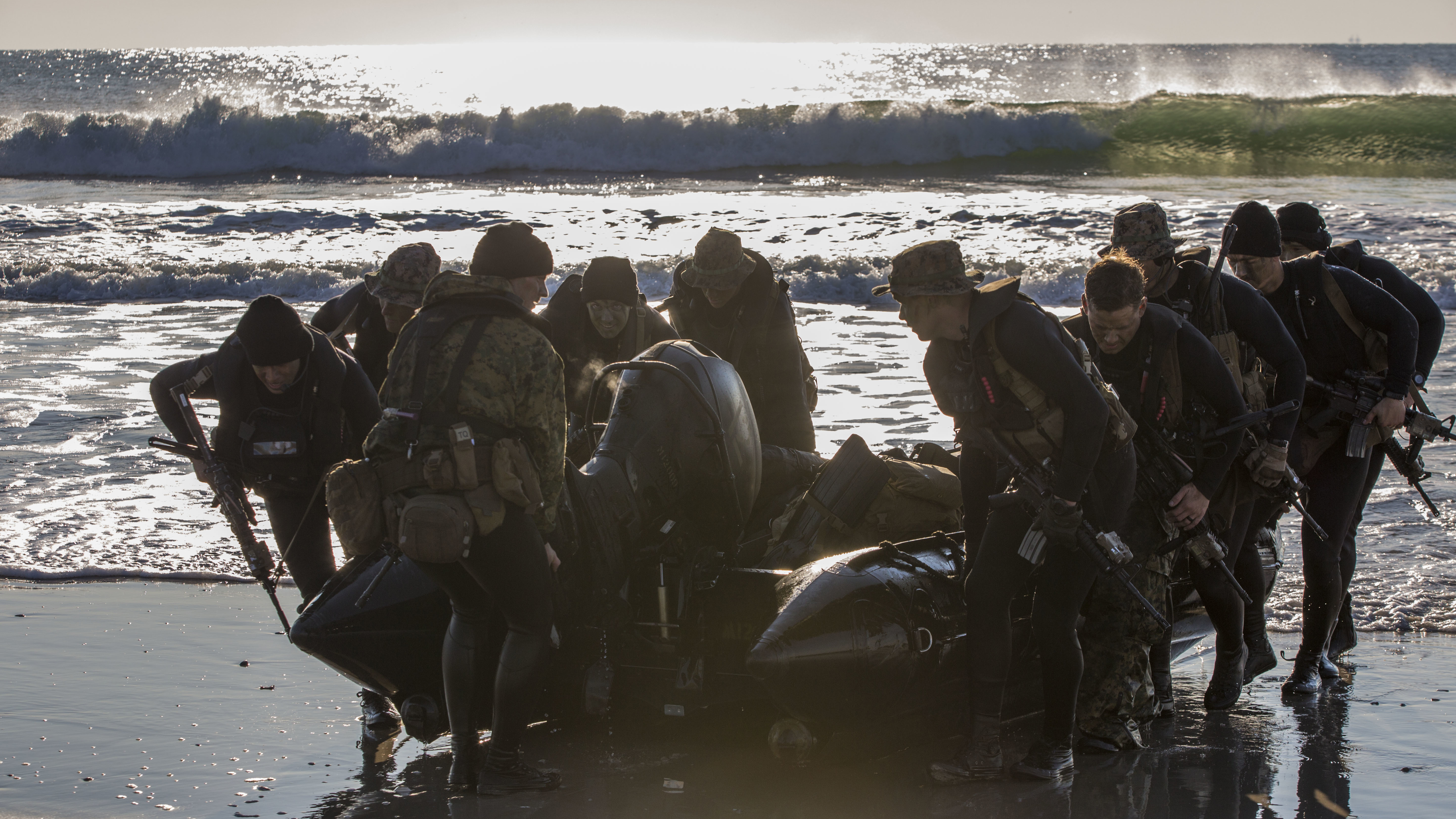 Bold Alligator 2014 moves ashore for beach operations training