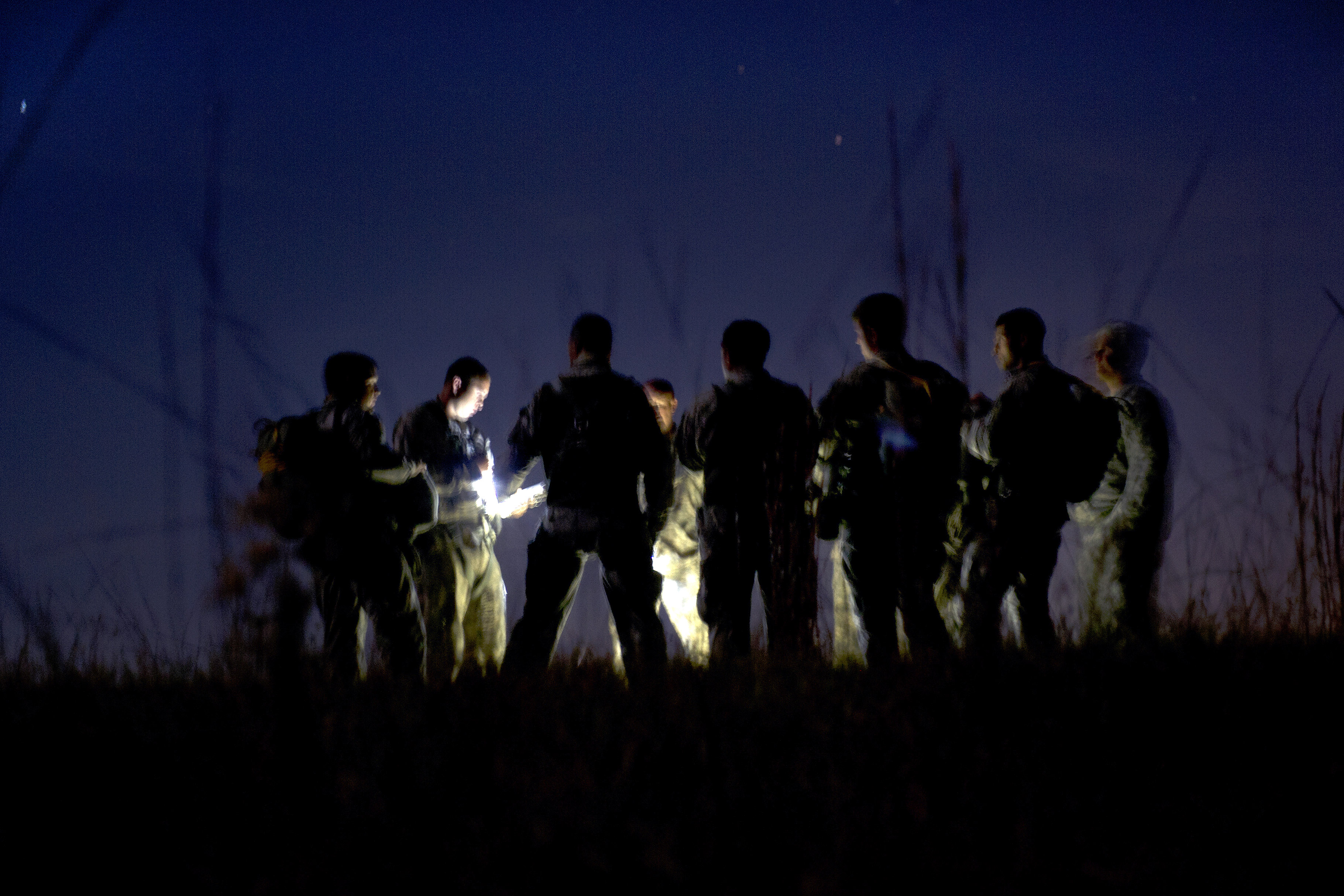 Army Green Berets and CH-47 Chinook helicopter crew members finalize ...