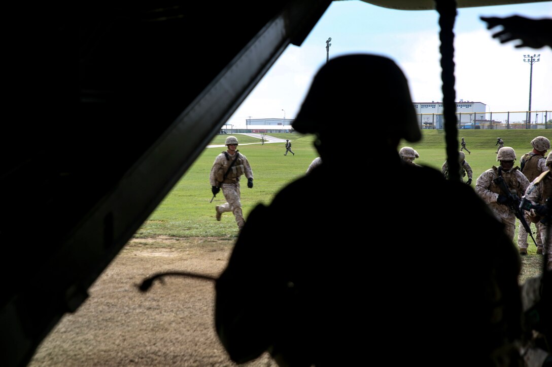 3rd LE Bn Fast-ropes with dogs