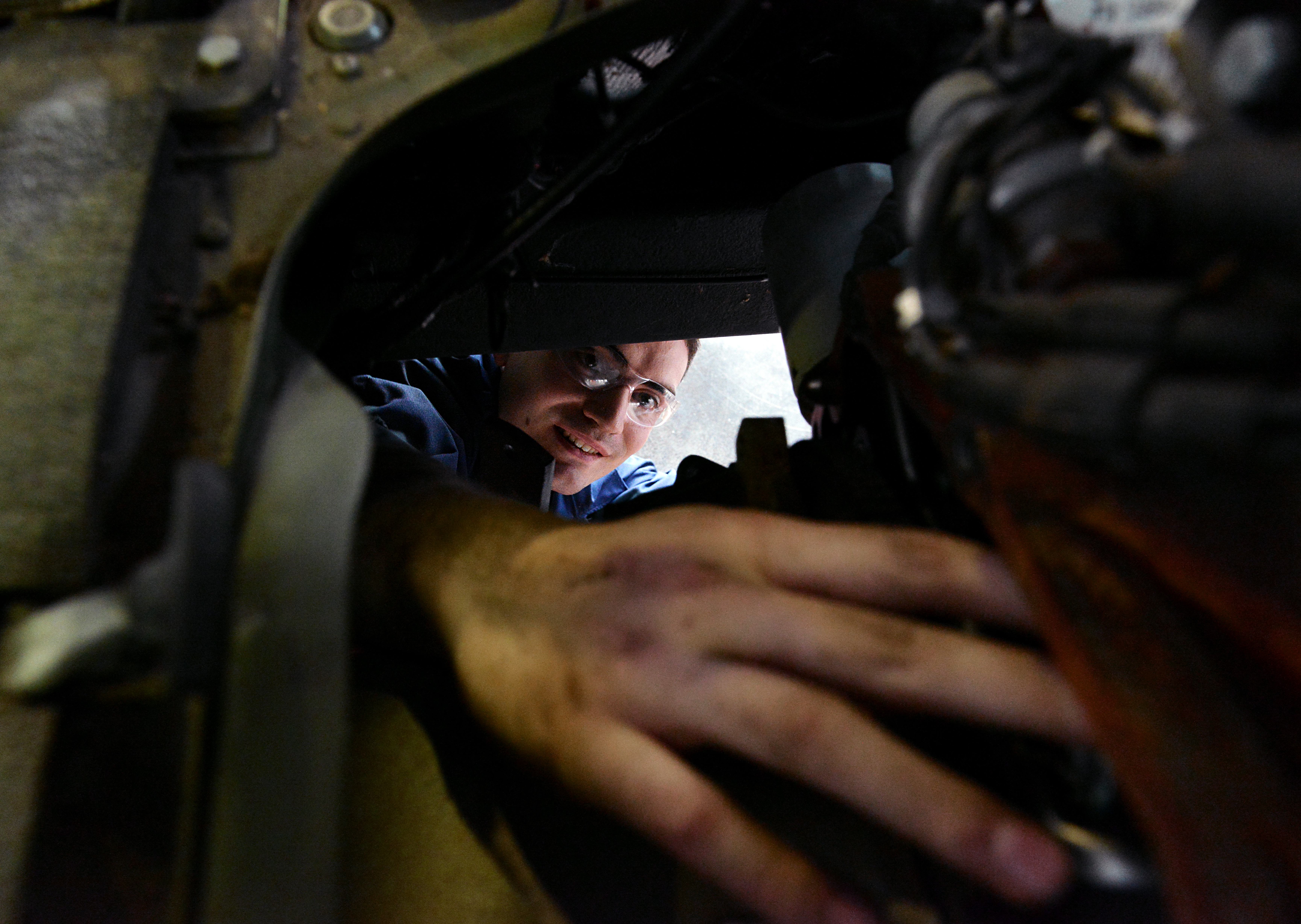 86th VRS Airmen fine tune Humvee > Ramstein Air Base > Article Display