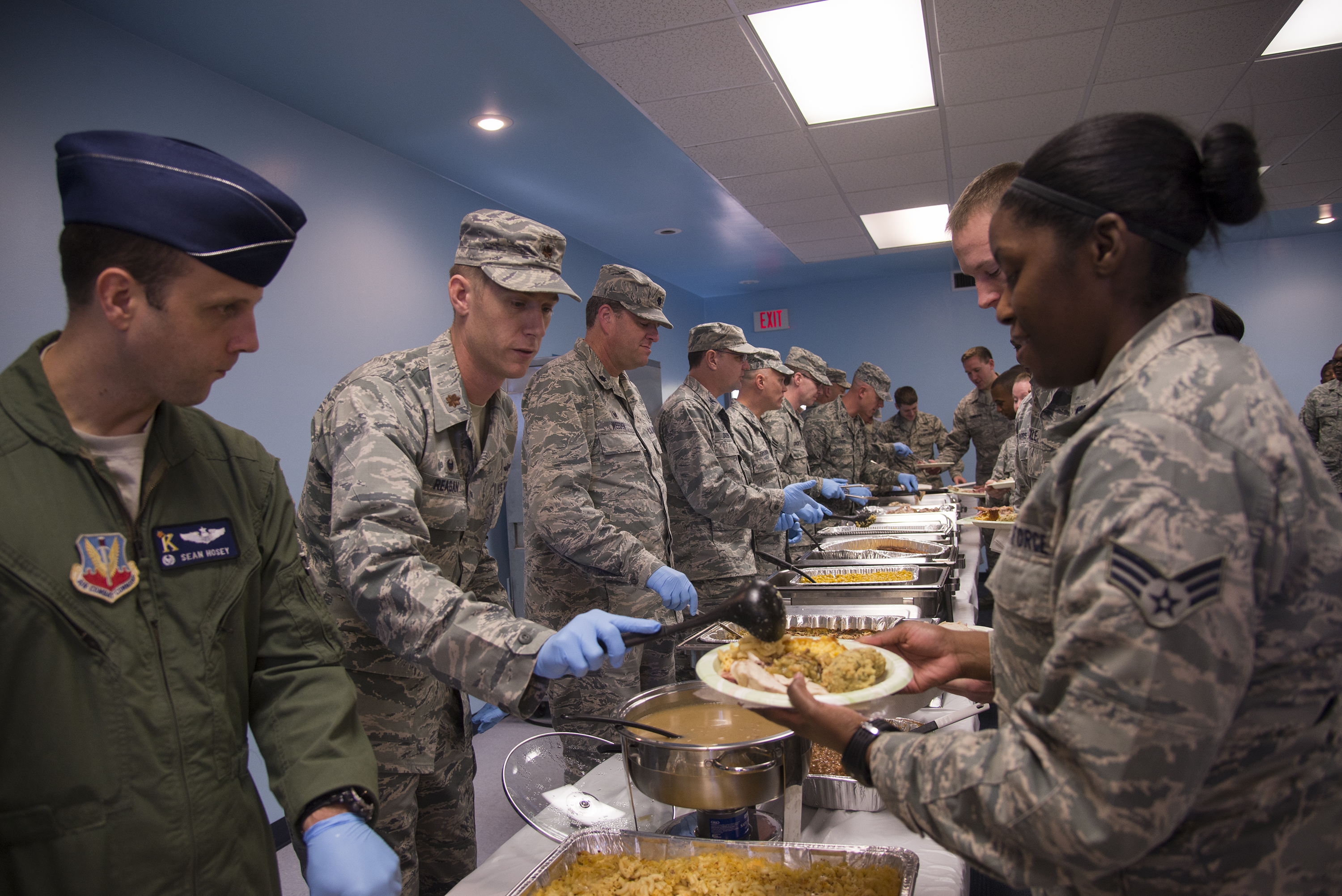 Leaders serve Airmen Thanksgiving meal > Moody Air Force Base > Article ...