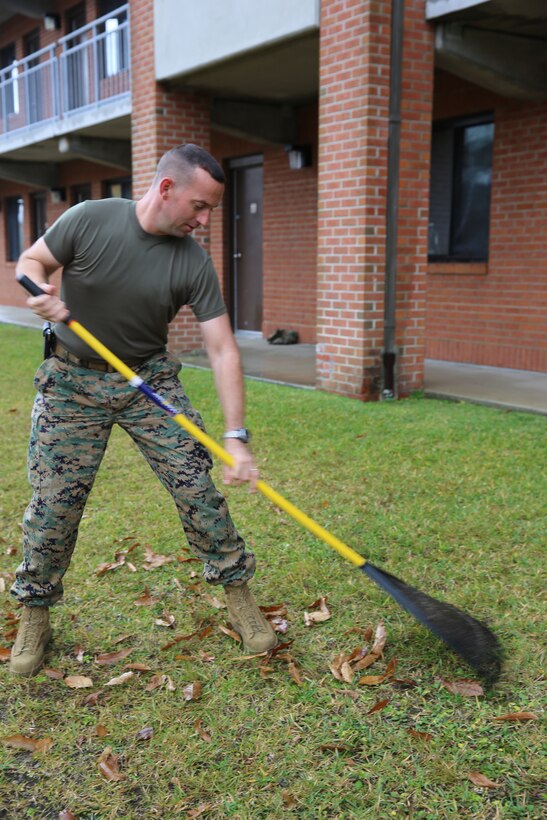 Leadership gives holiday gift to barracks Marines