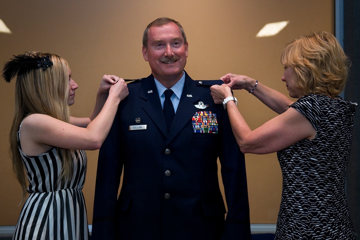 Gullion pins on 'full bird' colonel > Grissom Air Reserve Base > Article Display