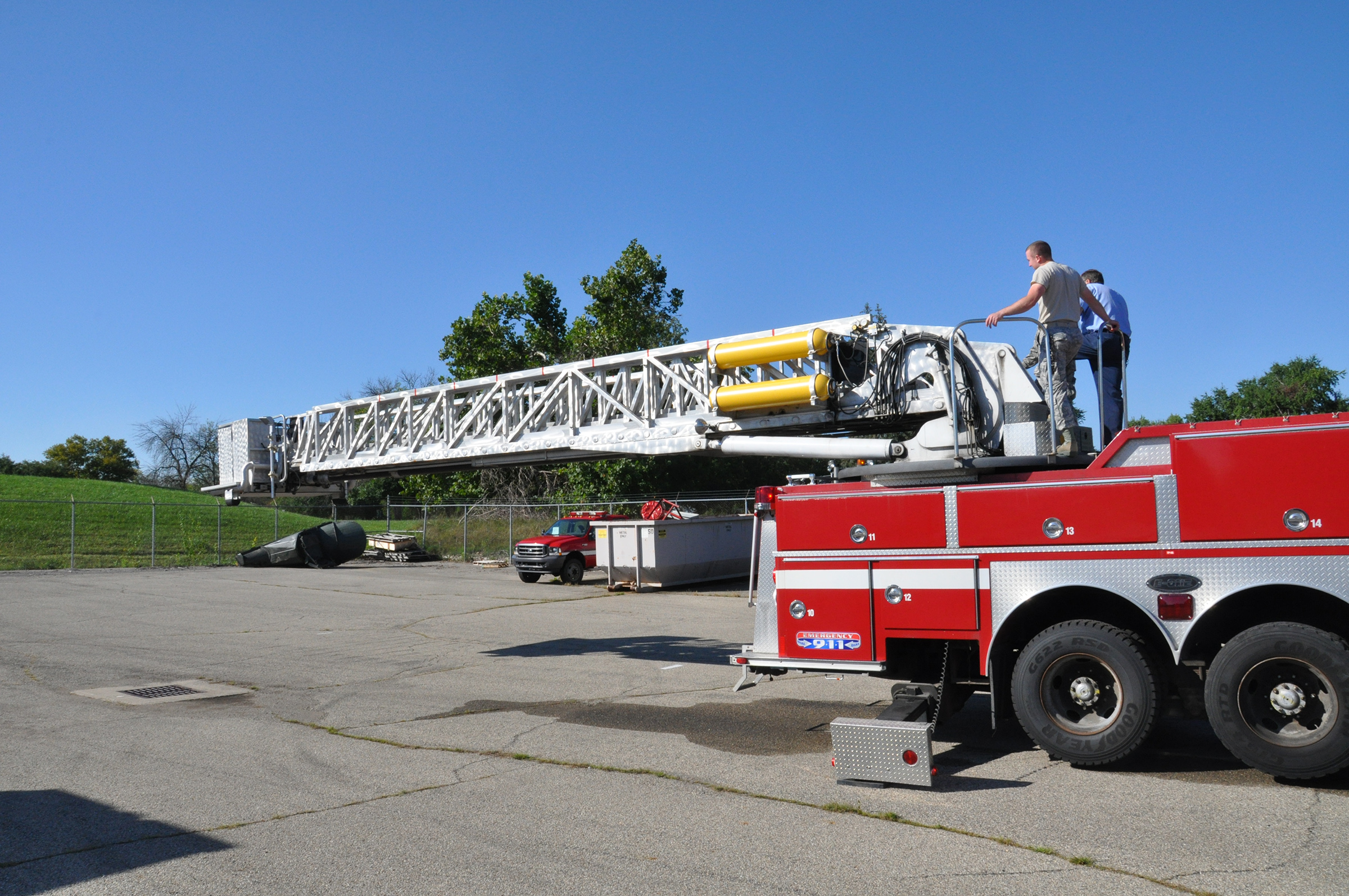 445 CES Airmen train on ladder truck > 445th Airlift Wing > Article Display