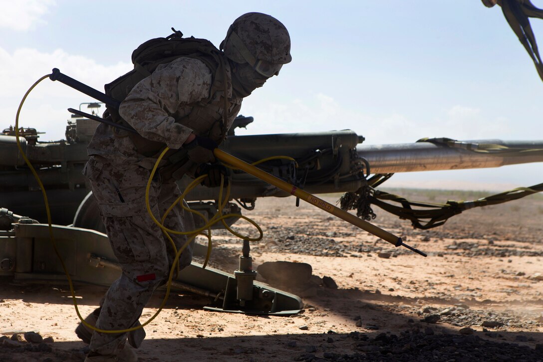 A Marine slingloads an M777 howitzer to a CH-53D Super Stallion ...