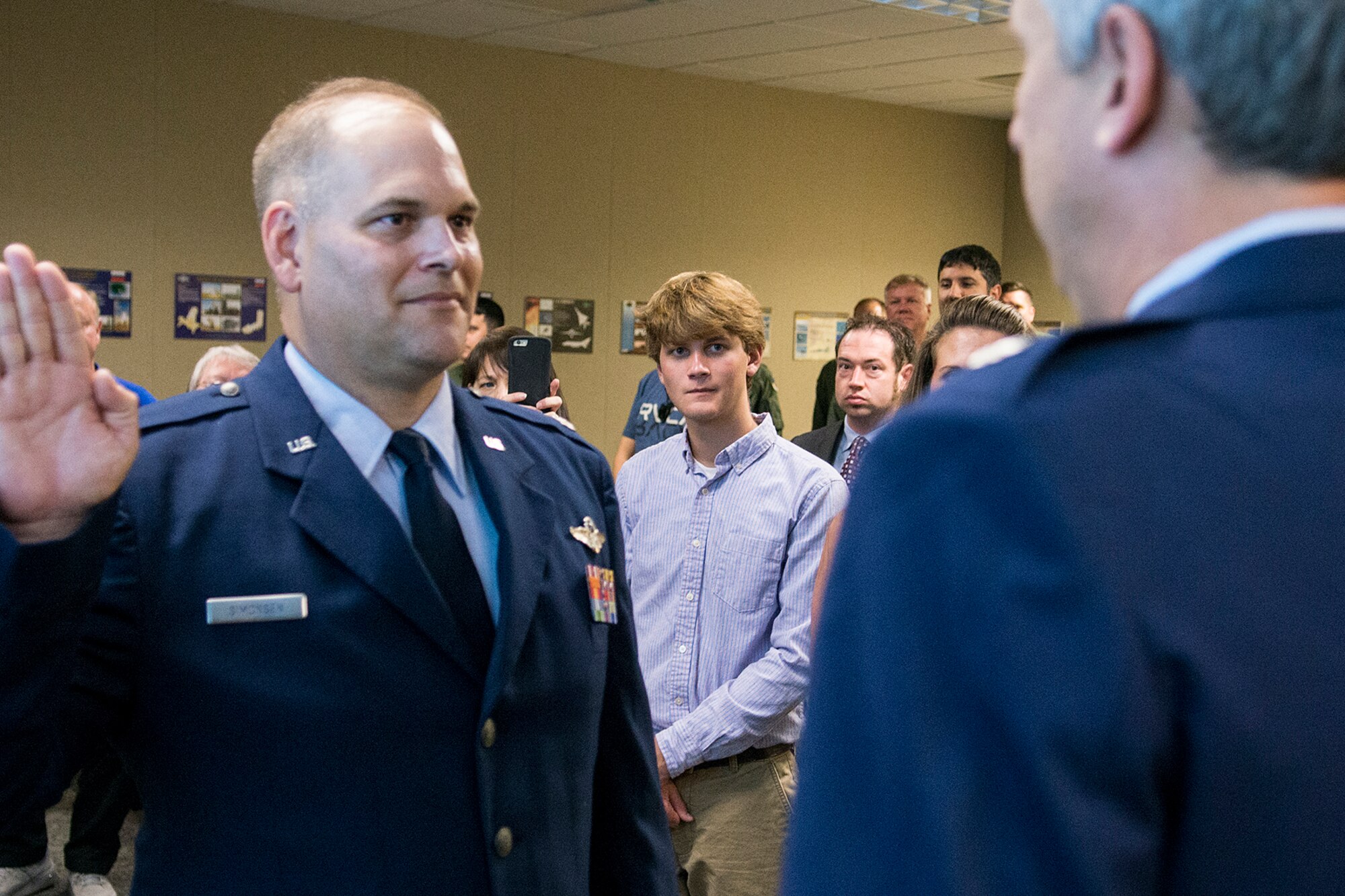 Lt. Col. Robert Simonsen gets pinned > 307th Bomb Wing > Article Display