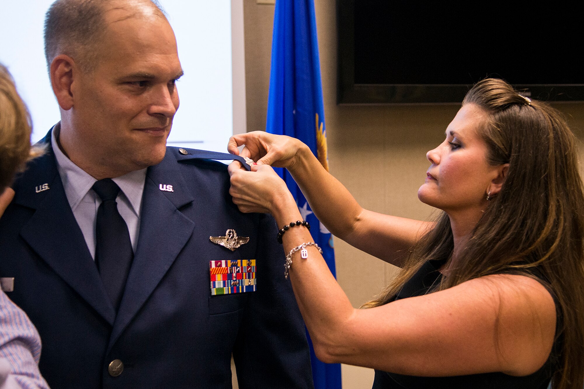 Lt. Col. Robert Simonsen gets pinned > 307th Bomb Wing > Article Display