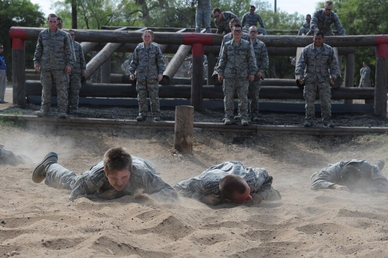 Trainees take final obstacle course run at JBSA-Lackland > Air ...