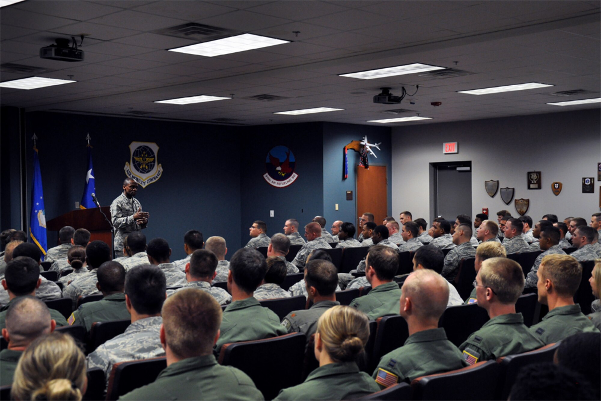 (Photos) Gen. McDew visits 916th ARW > 916th Air Refueling Wing ...