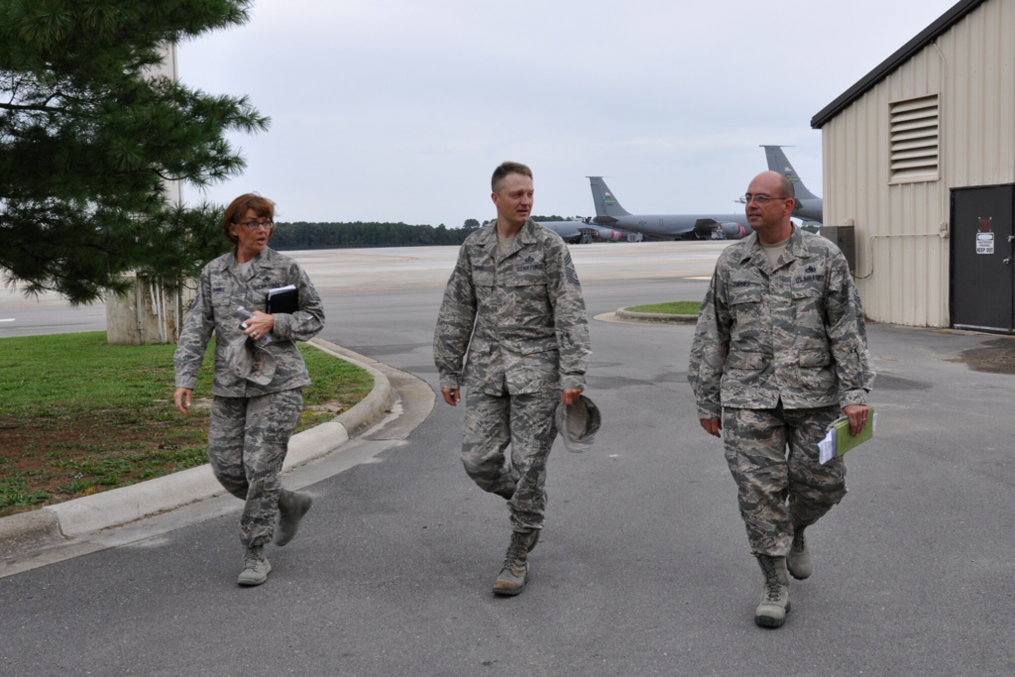 (Photos) Gen. McDew visits 916th ARW > 916th Air Refueling Wing ...